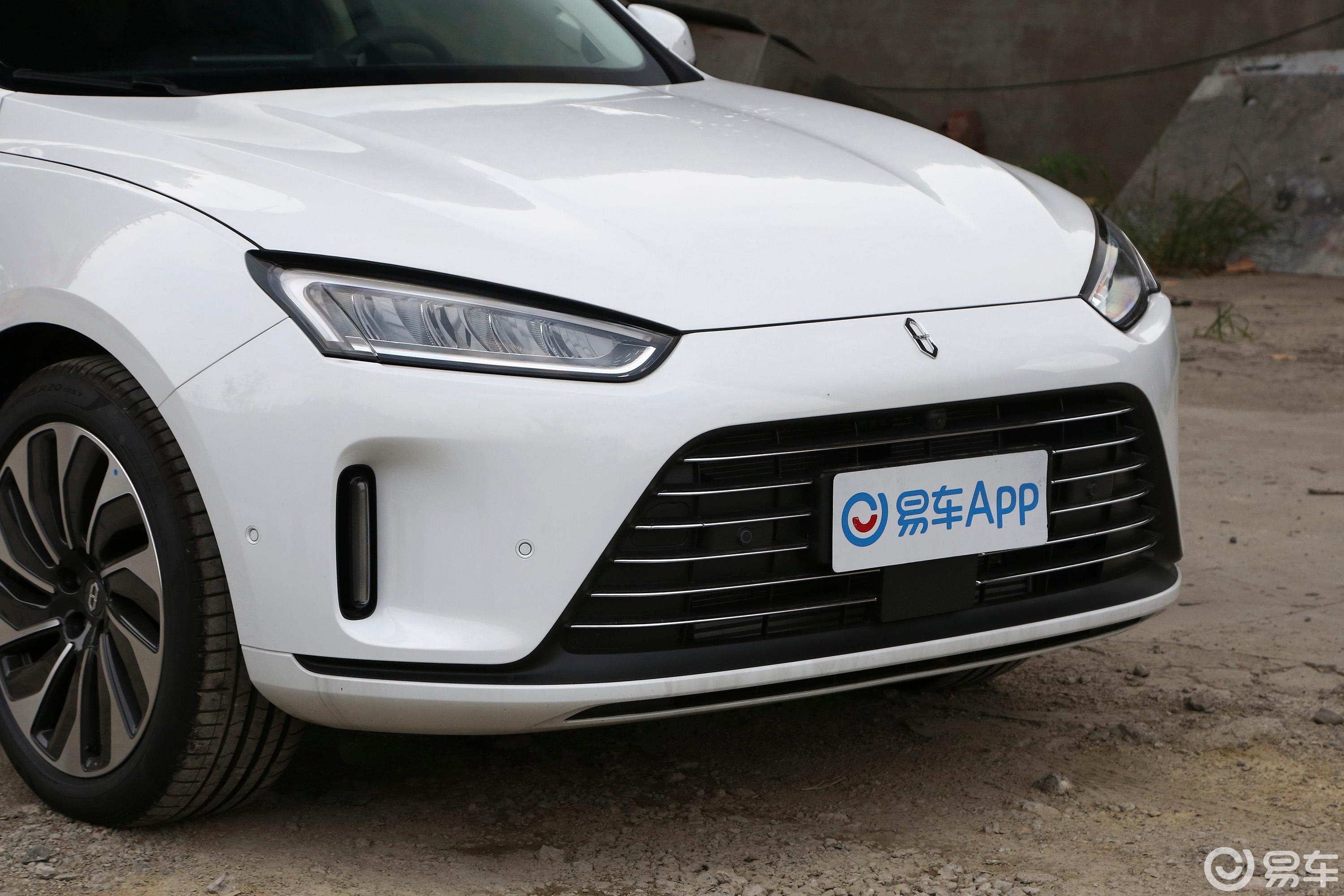 【问界M5增程版 180km 四驱至臻版前格栅侧俯拍图片-汽车图片大全】-易车