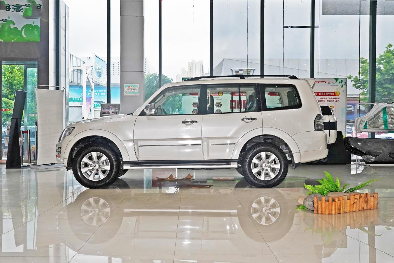 【帕杰罗(进口)3.0L 平行进口高配版正侧车头向左水平图片-汽车图片大全】-易车