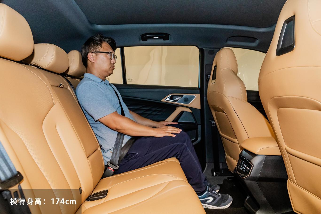 【荣威eRX51.5T 50km 超混尊荣版后排空间体验图片-汽车图片大全】-易车