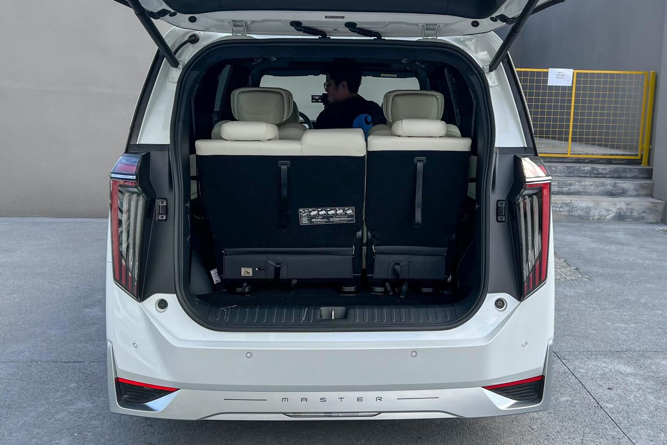 【传祺M8宗师系列 400T 旗舰版 7座后备厢空间特写图片-汽车图片大全】-易车