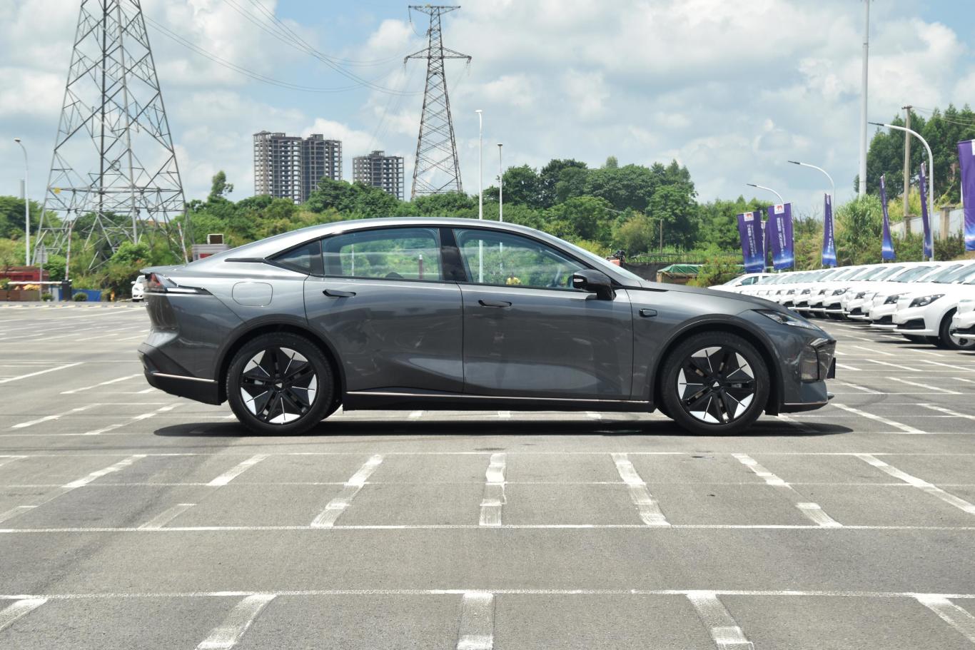 【深蓝SL03纯电版 515km正侧车头向右水平图片-汽车图片大全】-易车