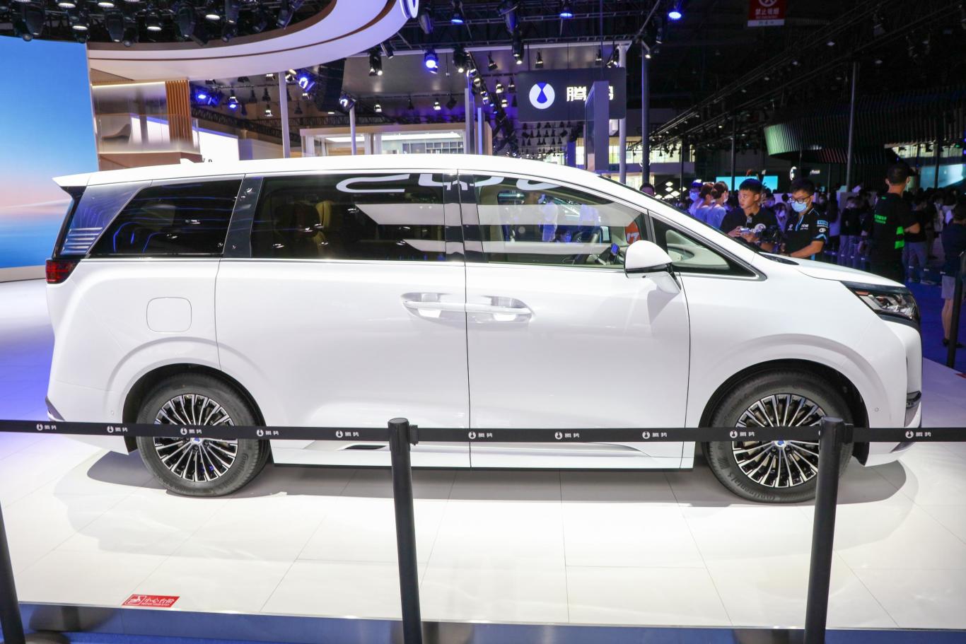 【腾势D9EV 600km 四驱尊荣版 7座图片-汽车图片大全】-易车