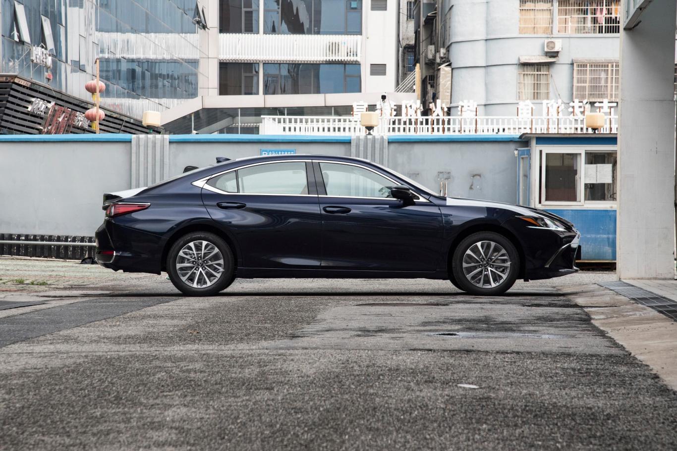 【雷克萨斯ES200 卓越版正侧车头向右水平图片-汽车图片大全】-易车