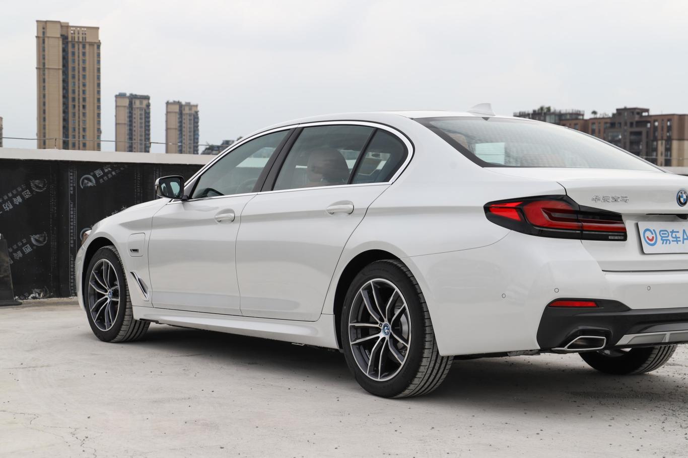 【宝马5系 插电混动改款二 535Le M运动套装外观图片-汽车图片大全】-易车