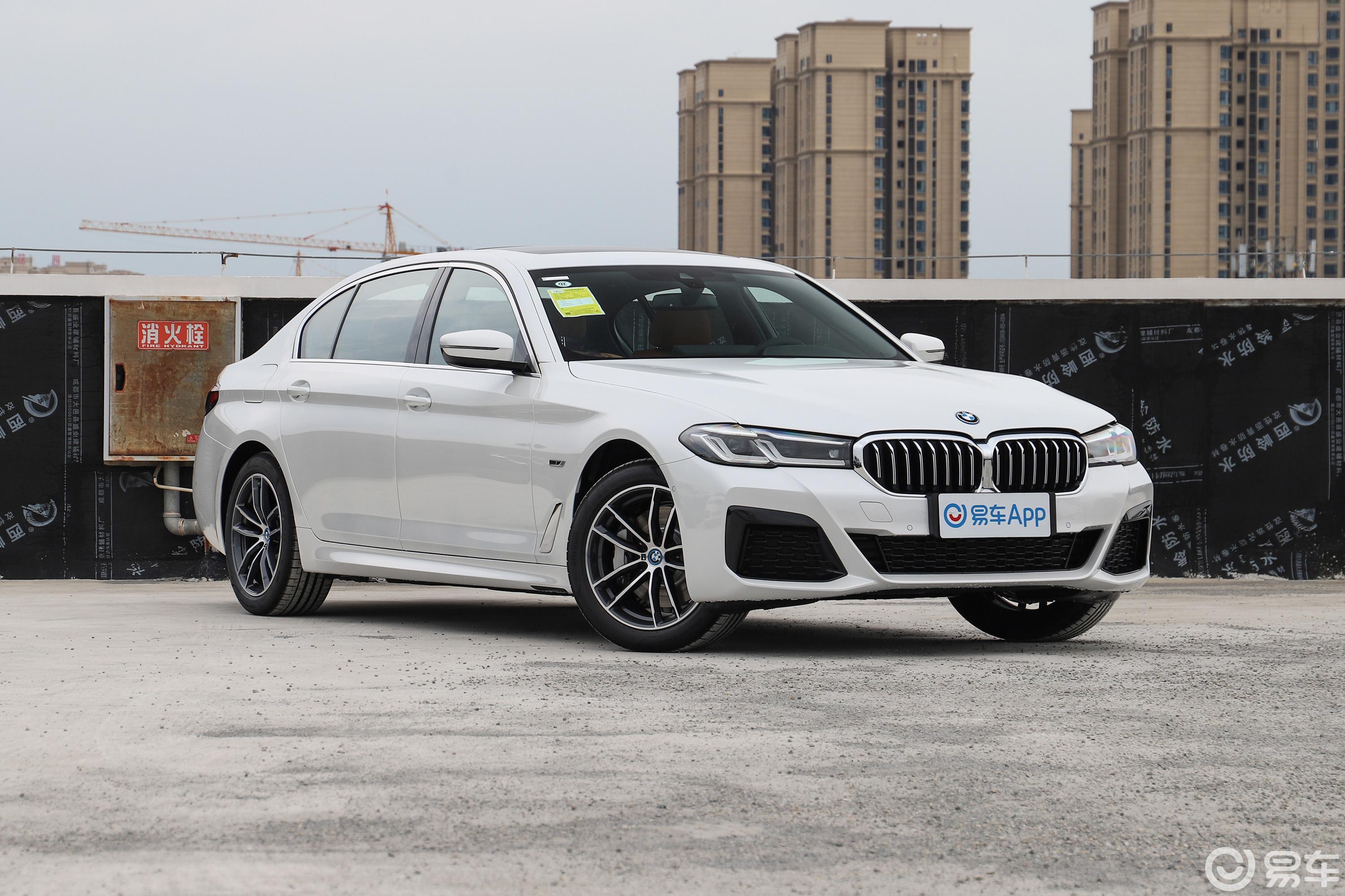 【宝马5系 插电混动改款二 535Le M运动套装侧前45度车头向右水平图片-汽车图片大全】-易车