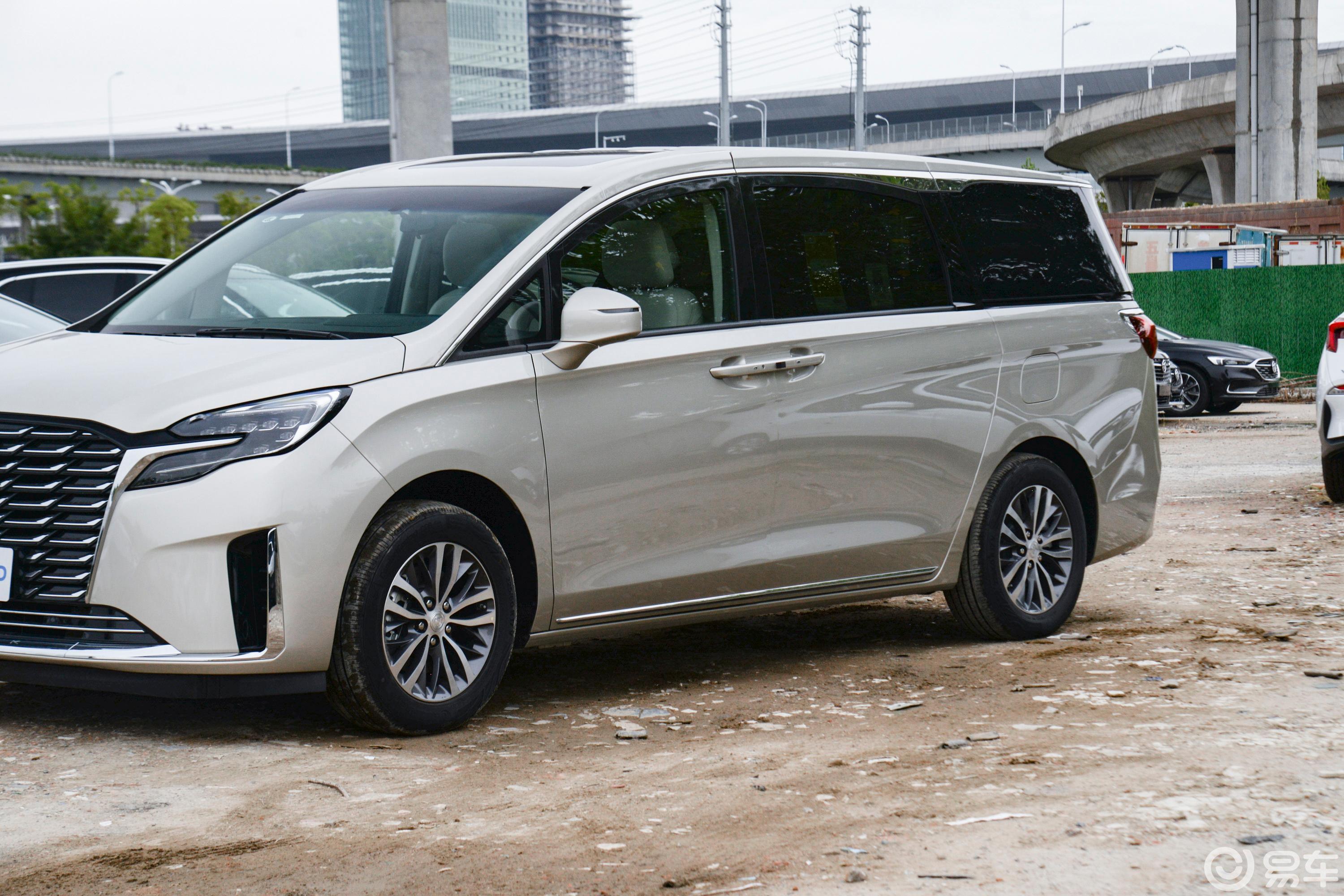 【别克GL8改款 ES陆尊 2.0T 舒适型 7座外观图片-汽车图片大全】-易车