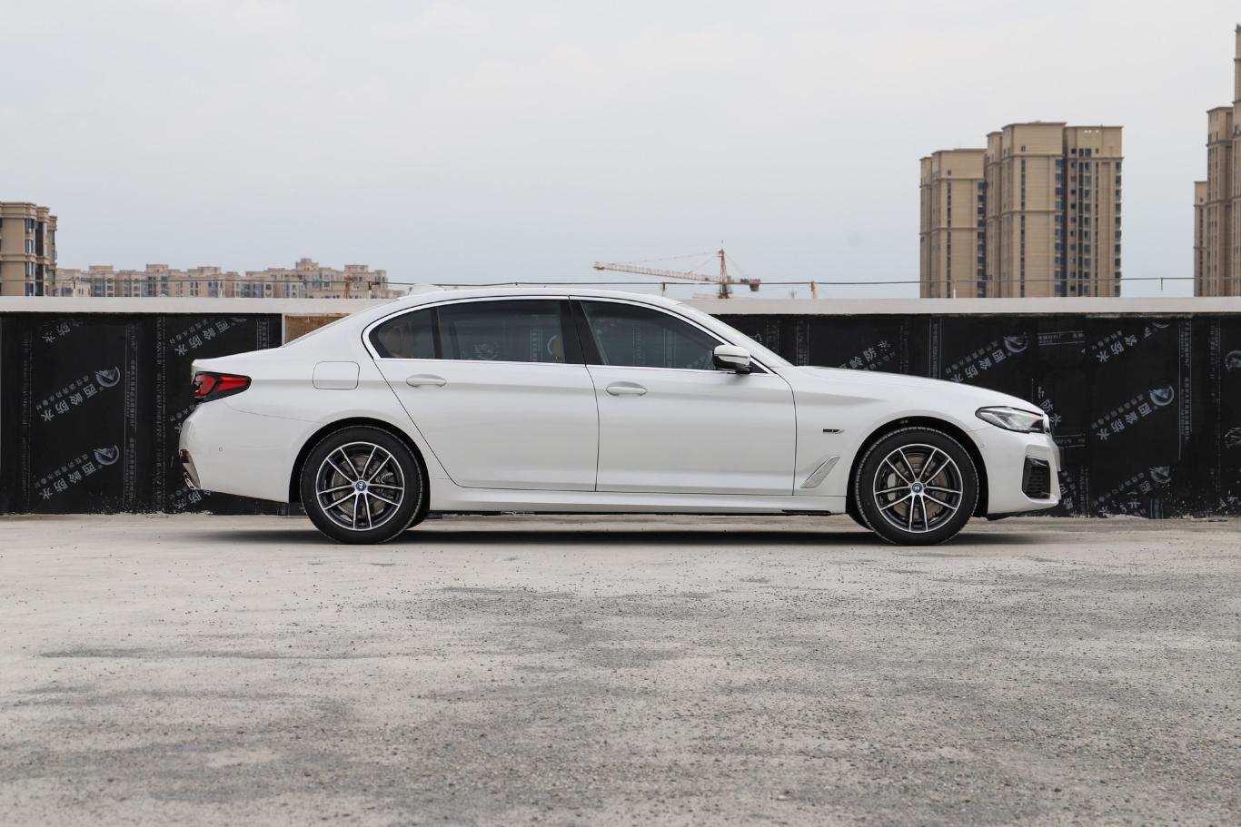 【宝马5系 插电混动改款二 535Le M运动套装正侧车头向右水平图片-汽车图片大全】-易车