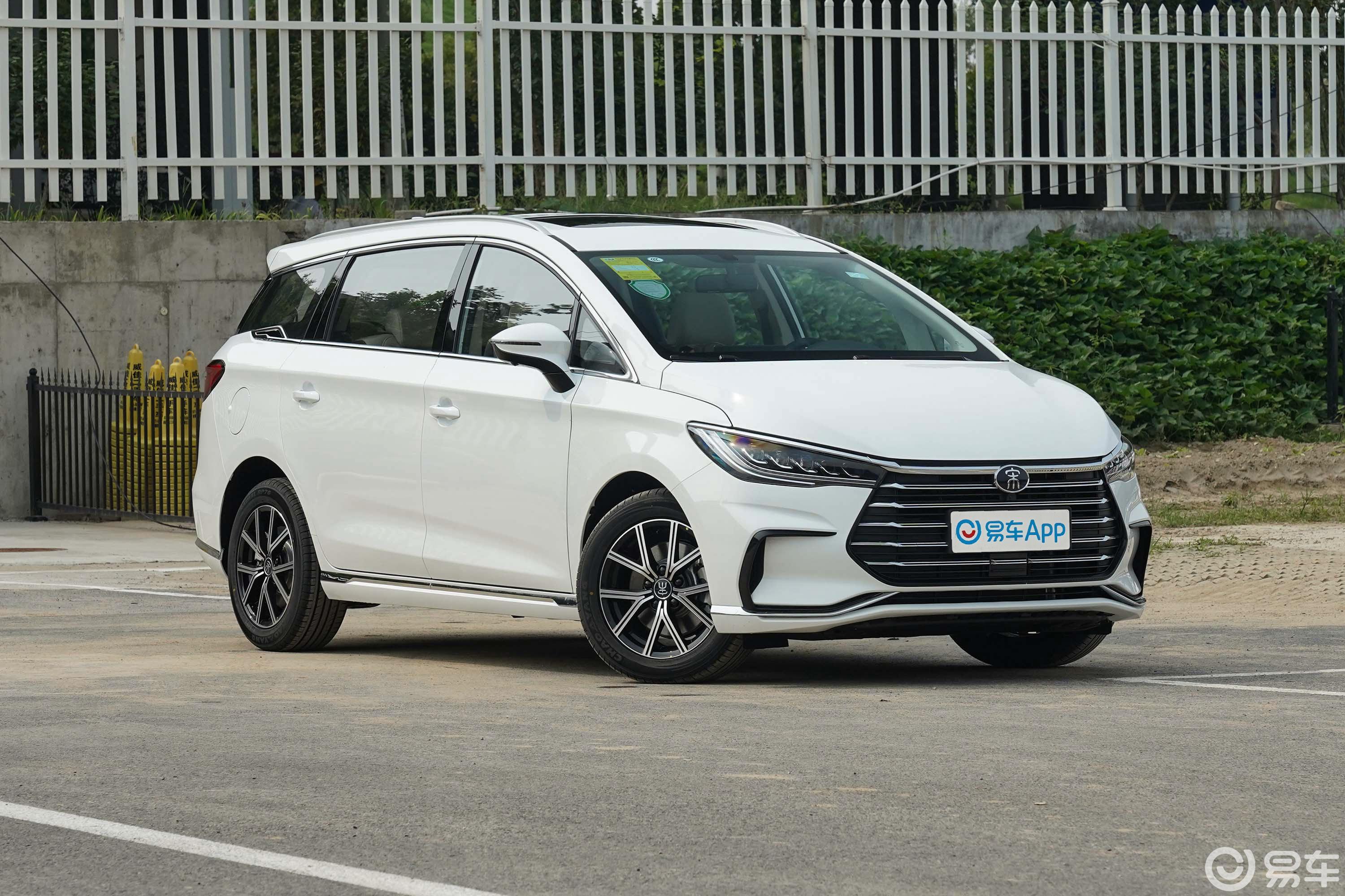 【宋MAX新能源DM-i 1.5L 105KM 尊荣型侧前45度车头向右水平图片-汽车图片大全】-易车