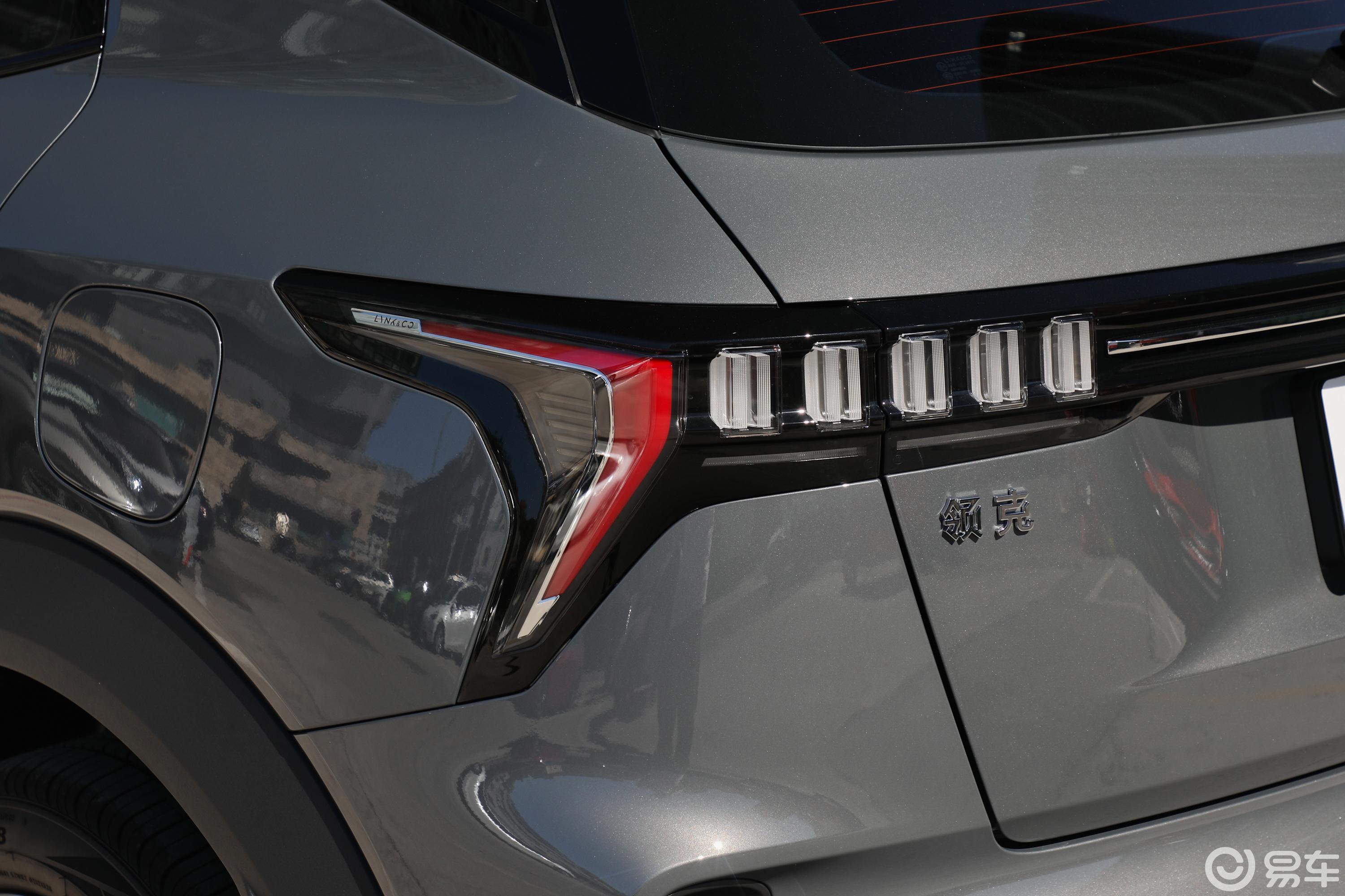 【领克06Remix 1.5T 劲Pro尾灯侧45度俯拍图片-汽车图片大全】-易车