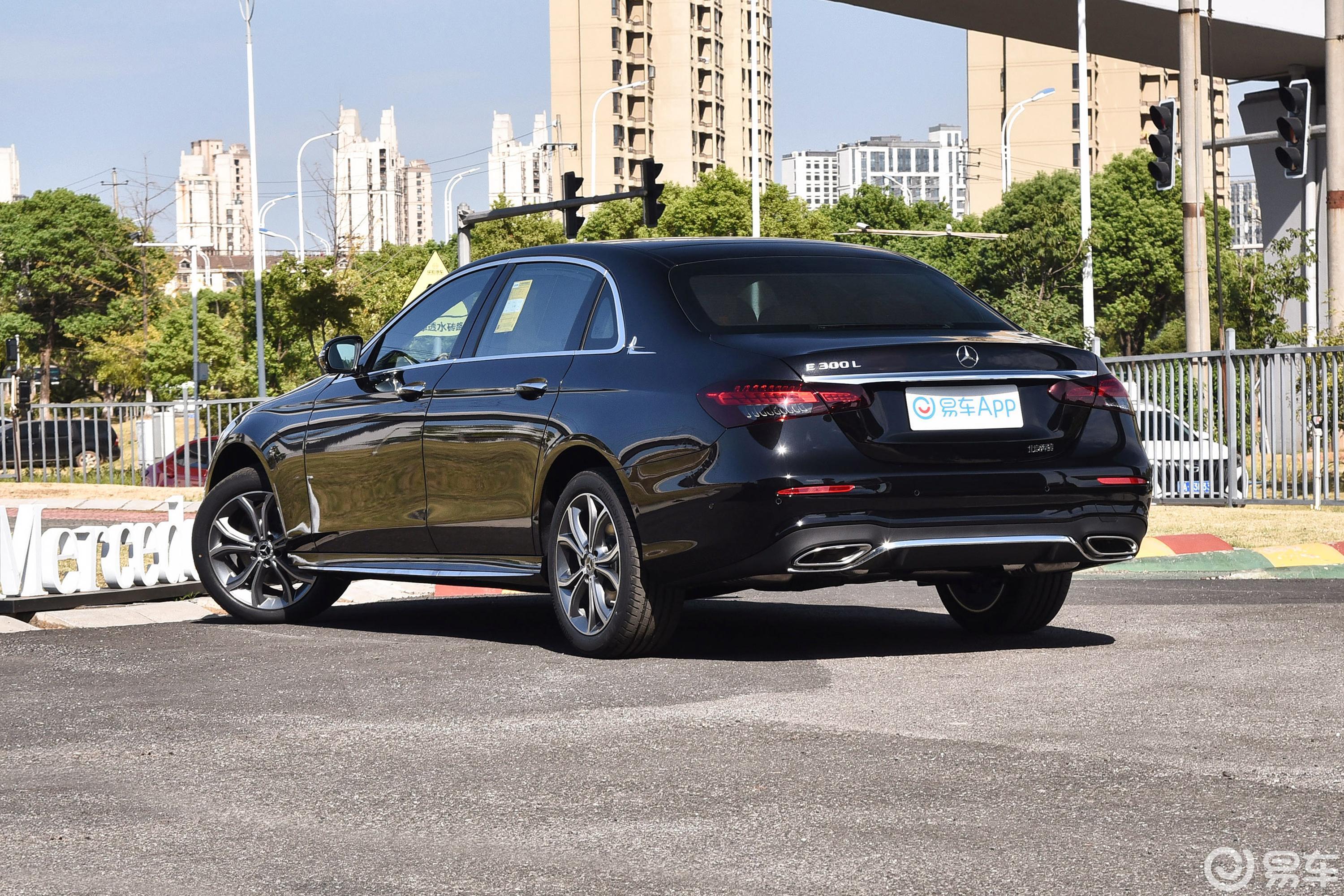 【奔驰E级E 300 L 运动豪华型侧后45度车头向左水平图片-汽车图片大全】-易车