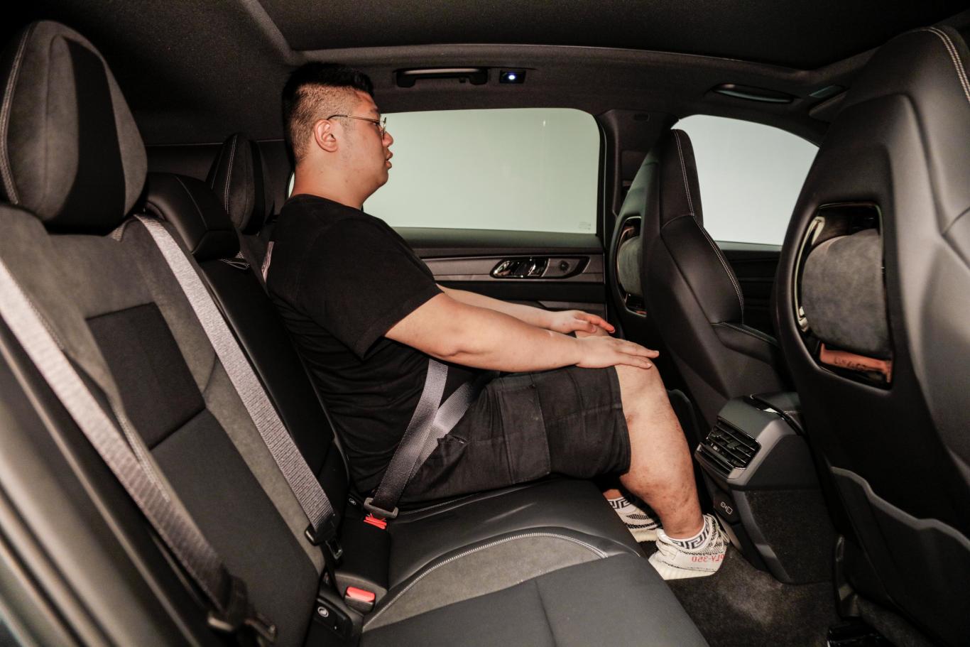 【领克01 EM-P1.5T 70km PM版后排空间体验图片-汽车图片大全】-易车