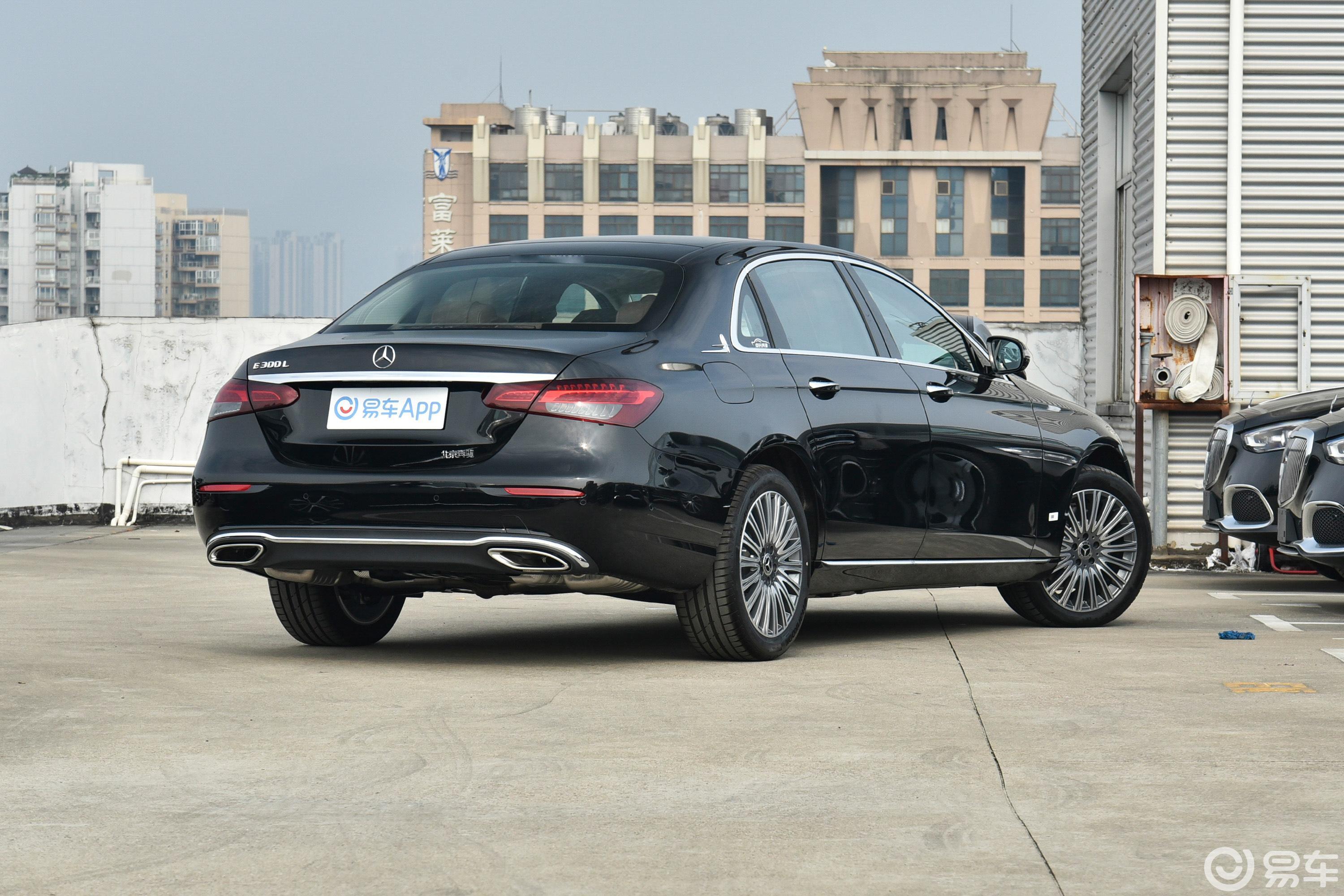 【奔驰E级E 300 L 尊贵型侧后45度车头向右水平图片-汽车图片大全】-易车