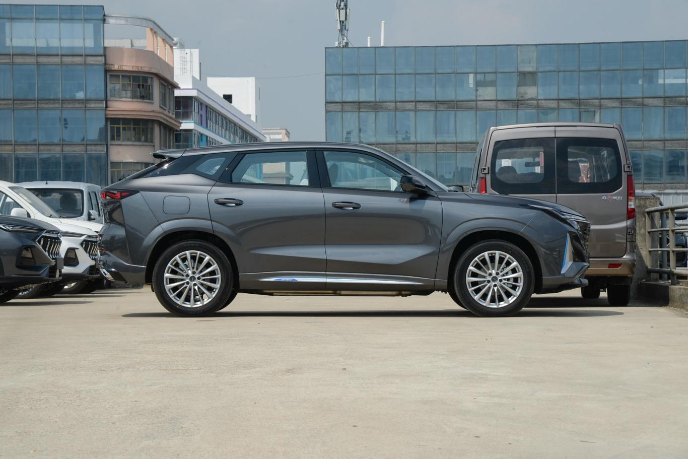 【长安欧尚Z6新能源1.5T 150km 旗舰型正侧车头向右水平图片-汽车图片大全】-易车