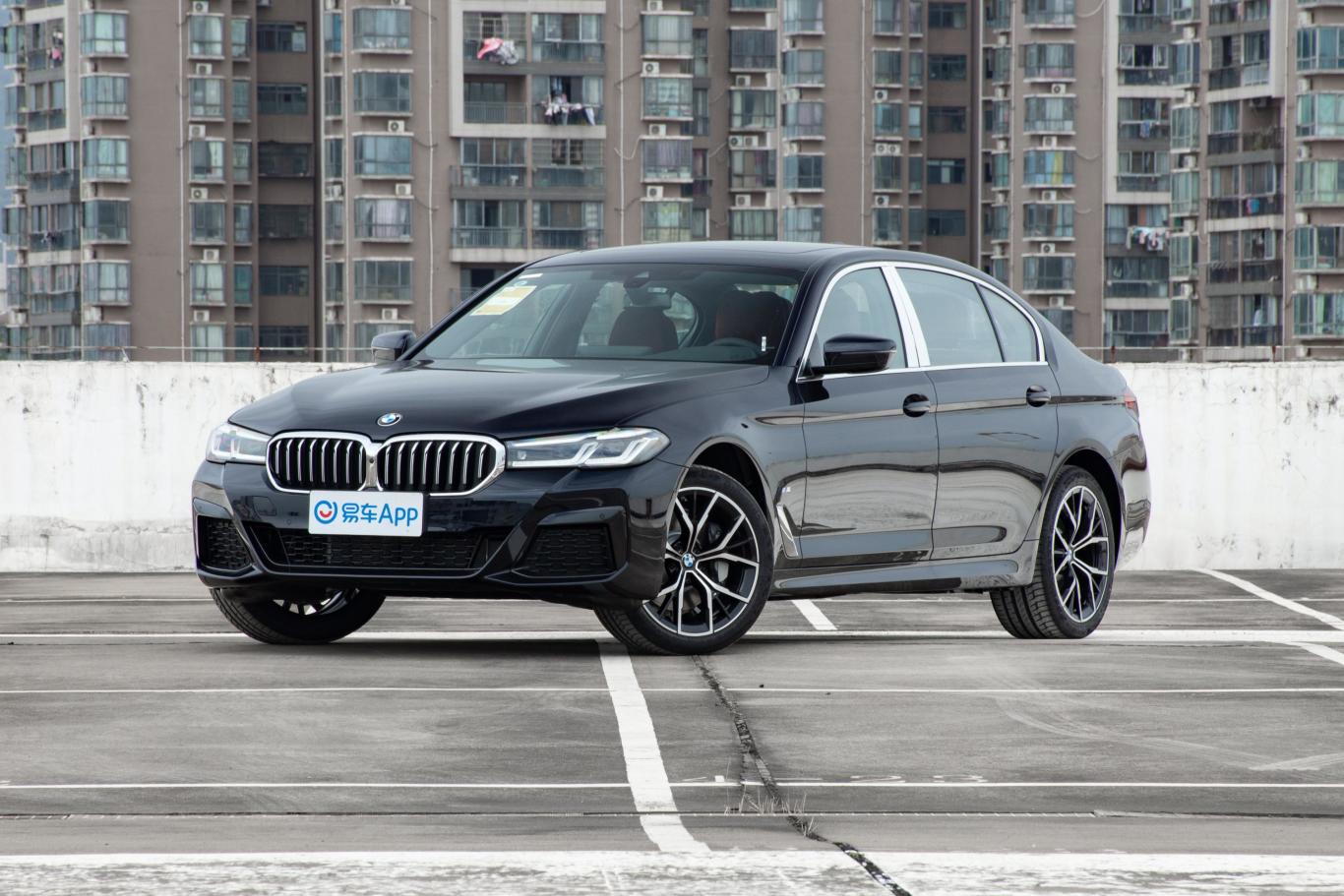 【宝马5系改款三 530Li 尊享型 M运动套装侧前45度车头向左水平图片-汽车图片大全】-易车