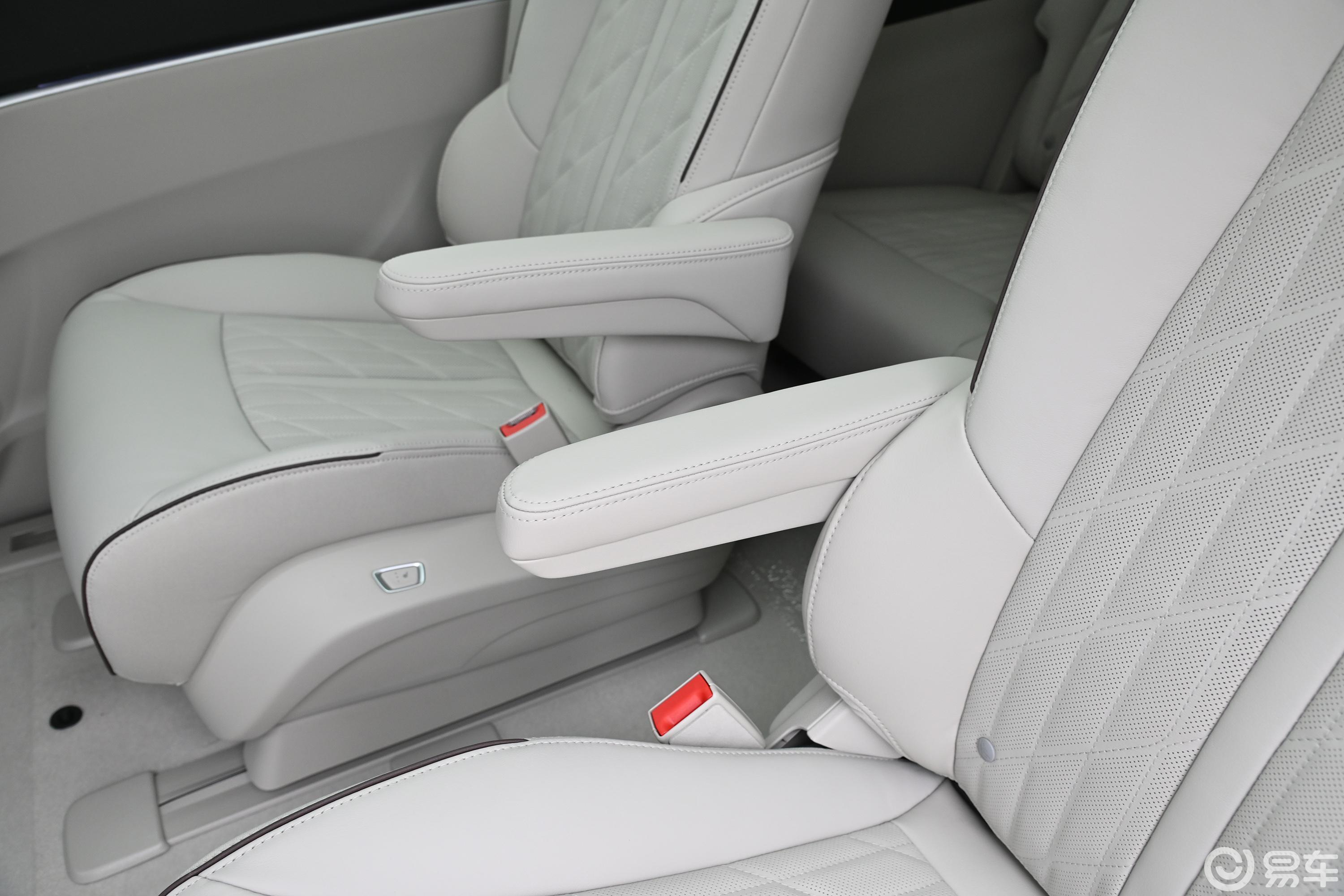 【别克GL8陆上公务舱 2.0T 尊贵型 7座后排空间图片-汽车图片大全】-易车