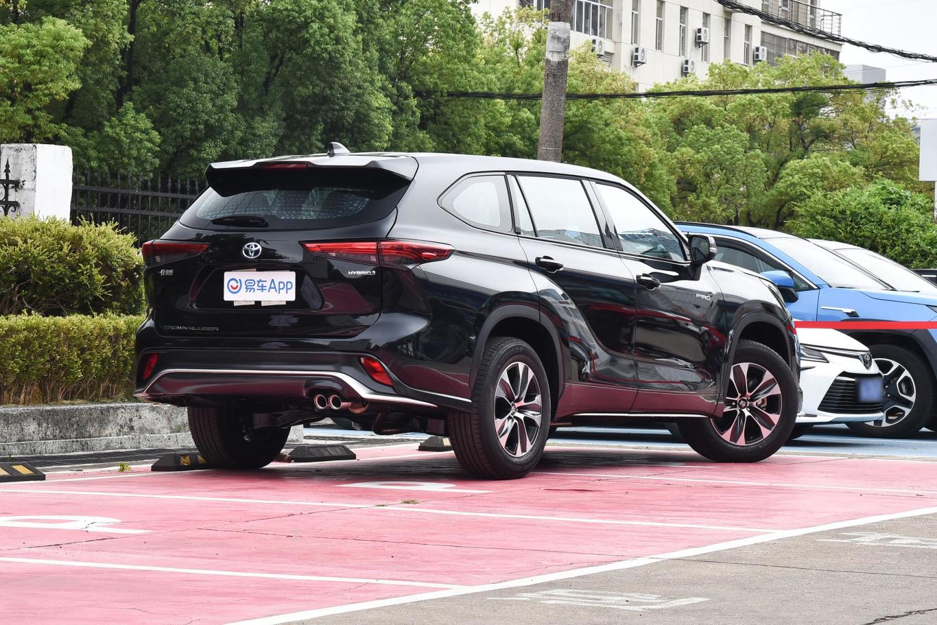 【皇冠陆放2.5L HEV 两驱精英版 7座侧后45度车头向右水平图片-汽车图片大全】-易车