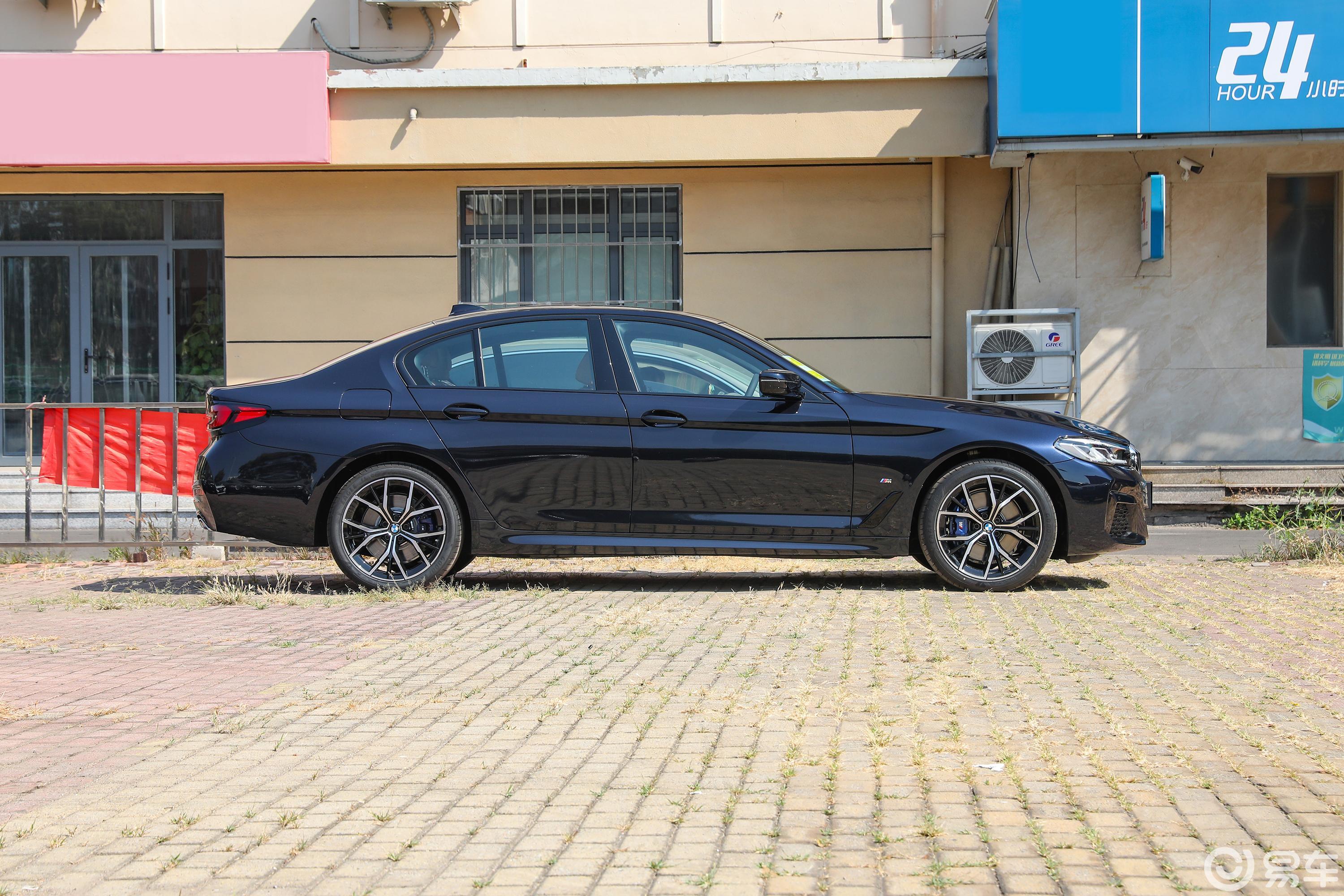 【宝马5系(进口)改款二 530i M运动套装正侧车头向右水平图片-汽车图片大全】-易车