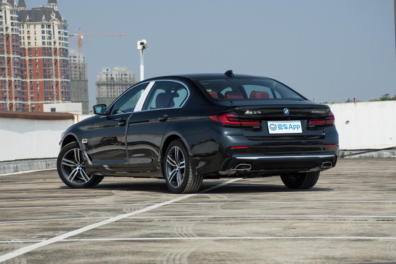 【宝马5系 插电混动改款二 535Le 豪华套装侧后45度车头向左水平图片-汽车图片大全】-易车