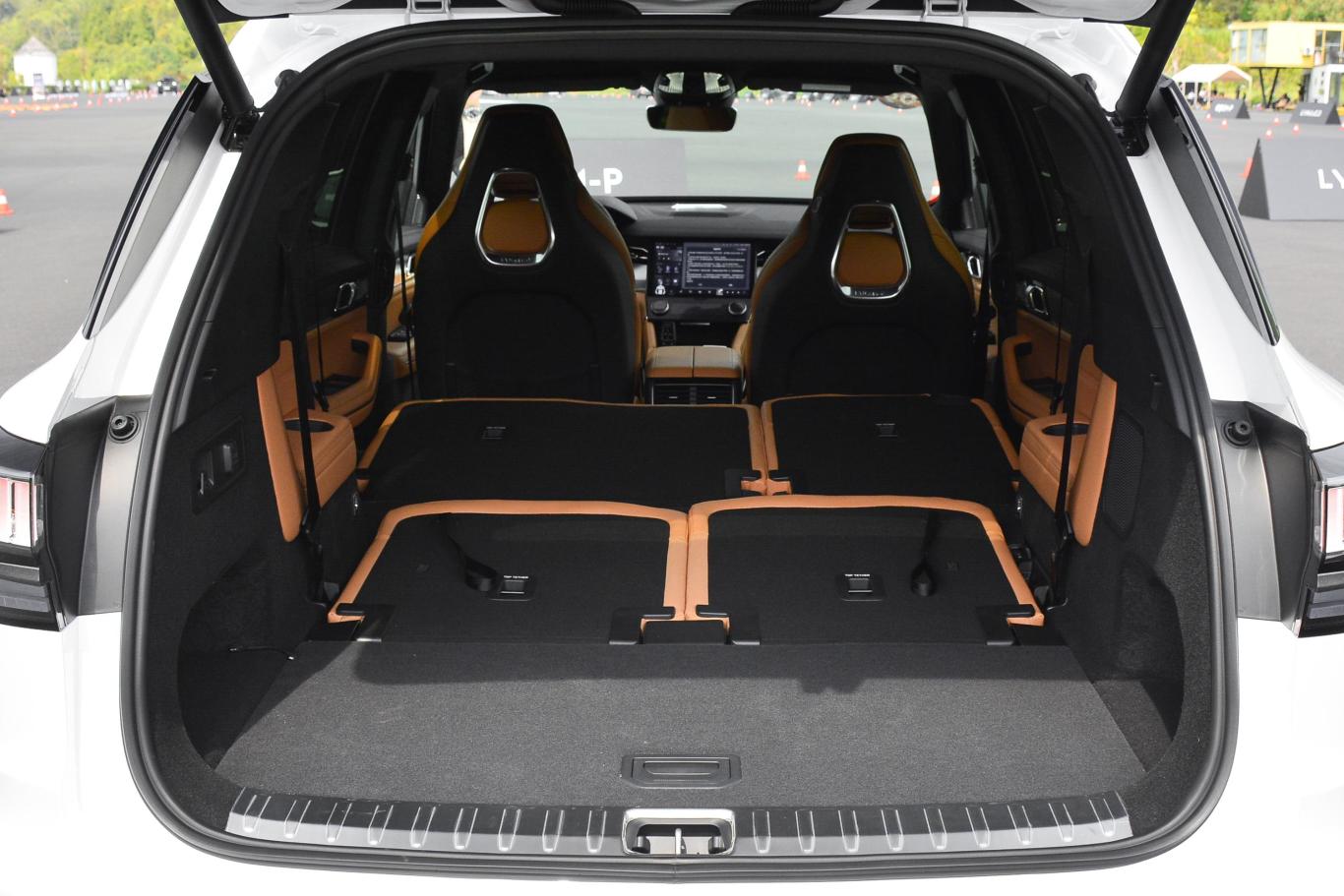 【领克09 EM-PEM-P 2.0T 190km 远航版AM 7座两排全部放倒图片-汽车图片大全】-易车