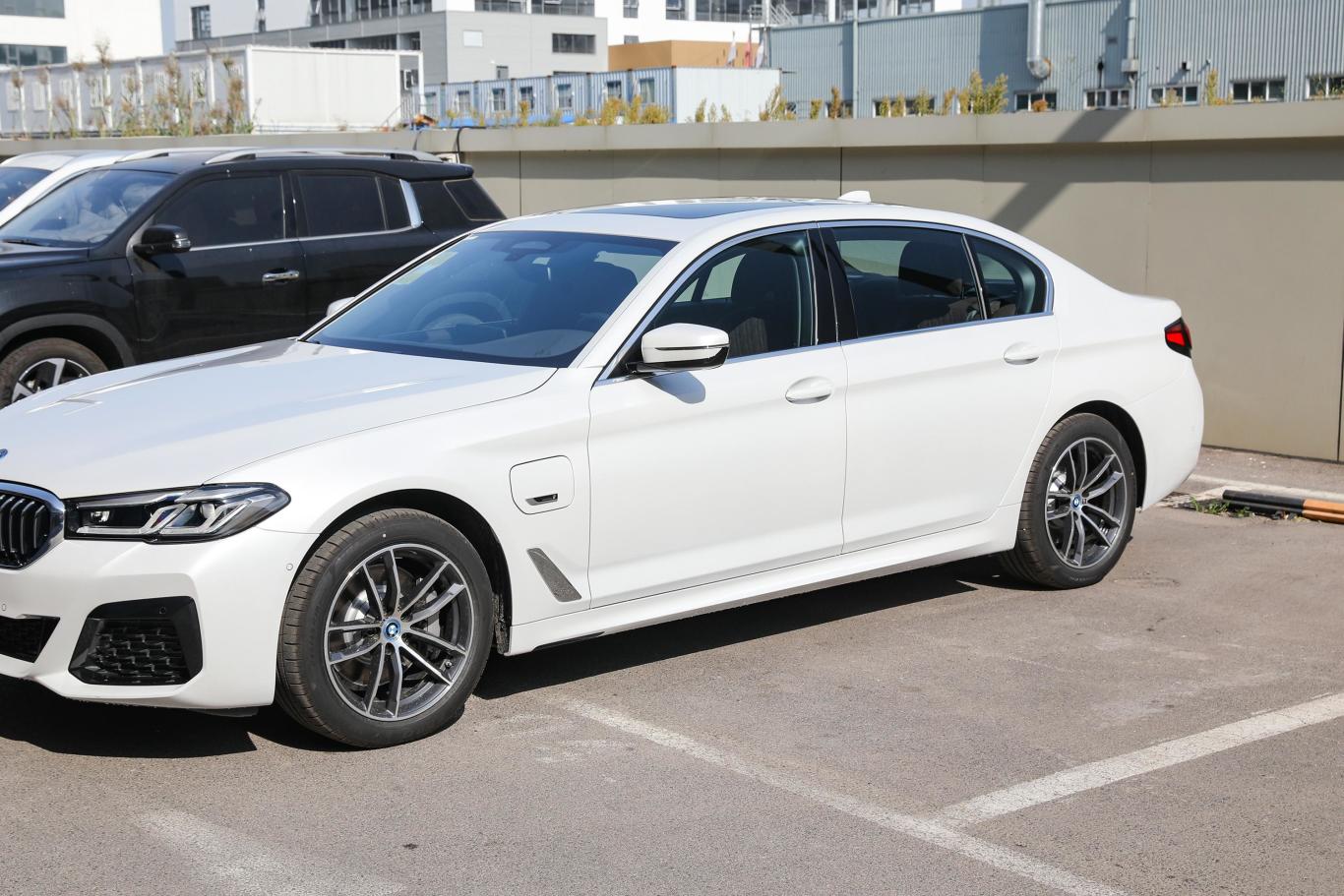 【宝马5系 插电混动改款三 535Le 先锋版M运动套装外观细节图片-汽车图片大全】-易车