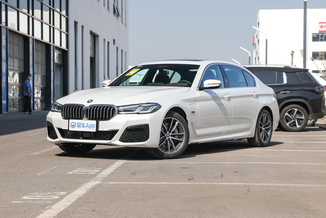 【宝马5系 插电混动改款三 535Le 先锋版M运动套装侧前45度车头向左水平图片-汽车图片大全】-易车