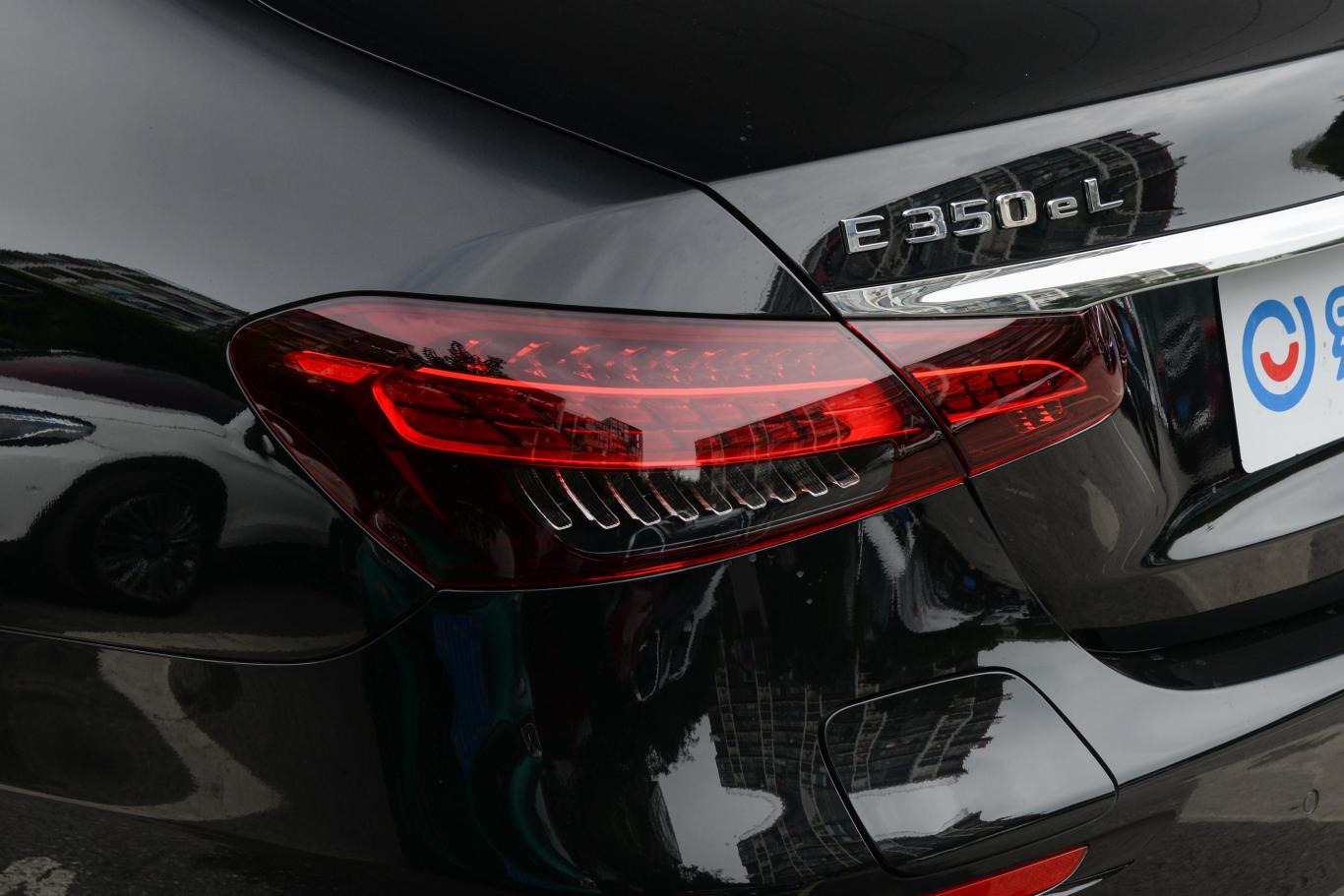 【奔驰E级 插电混动E 350 e L 插电式混合动力轿车尾灯侧45度俯拍图片-汽车图片大全】-易车