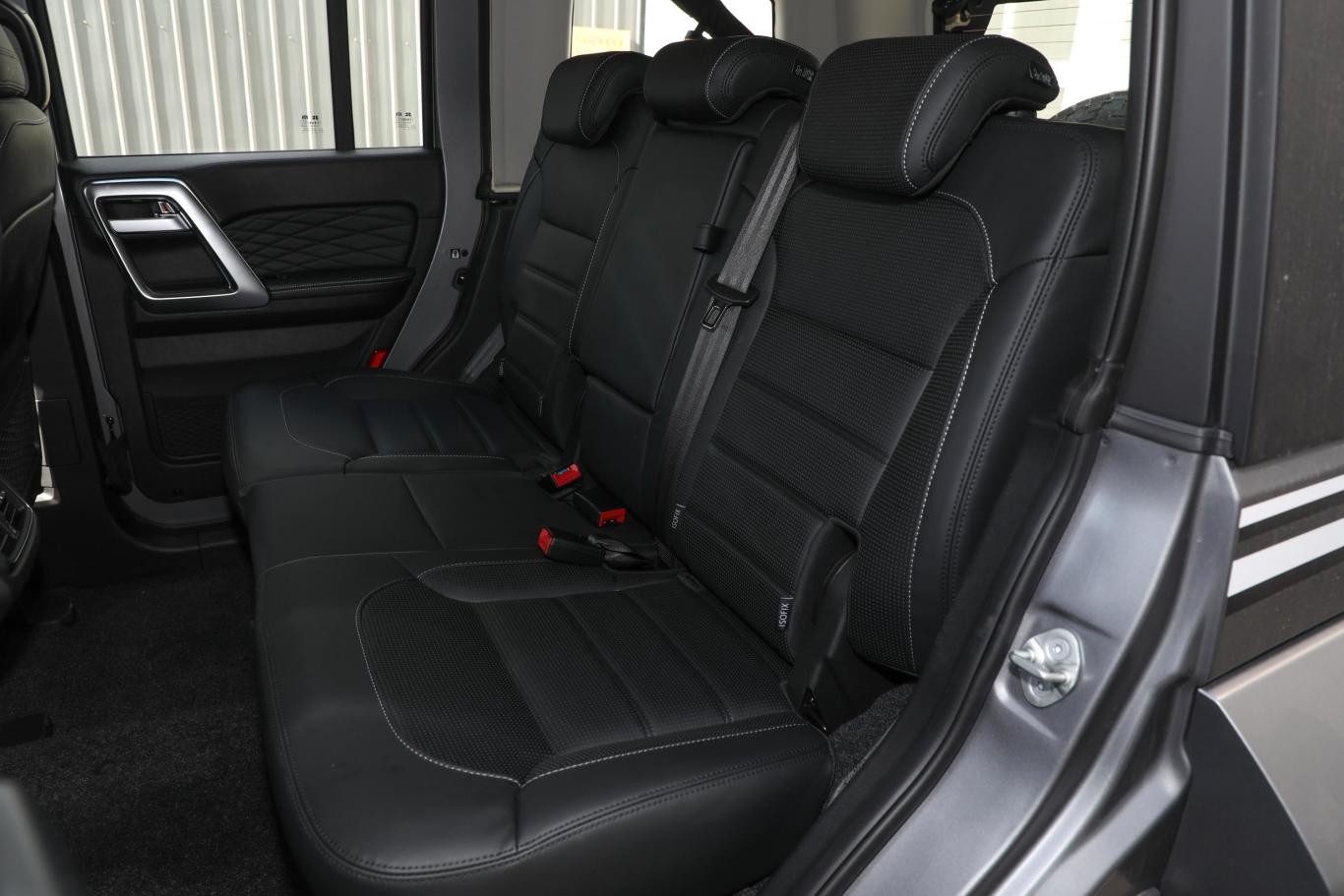 【北京越野BJ402.0T 自动四驱环塔冠军版 汽油后排座椅图片-汽车图片大全】-易车