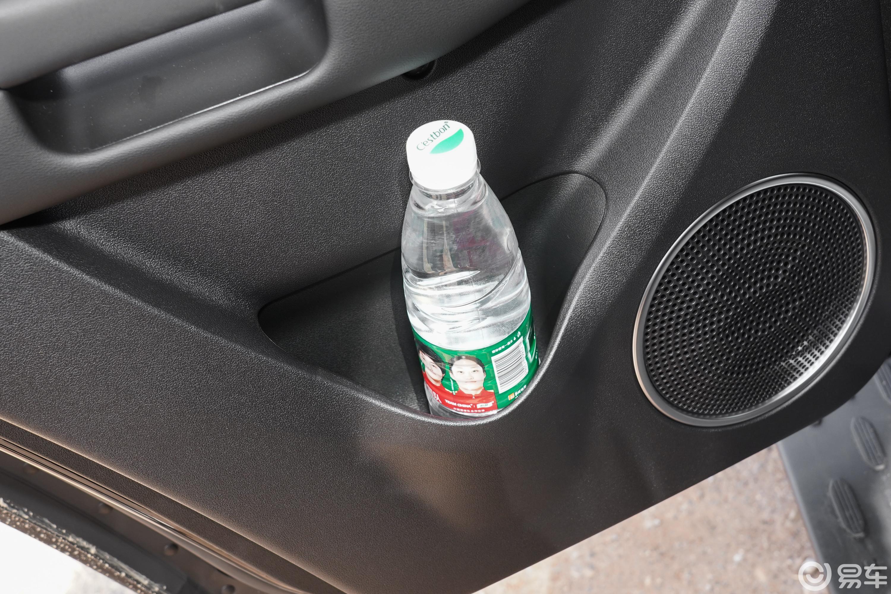 【坦克300越野版 2.0T 征服者后排空间图片-汽车图片大全】-易车