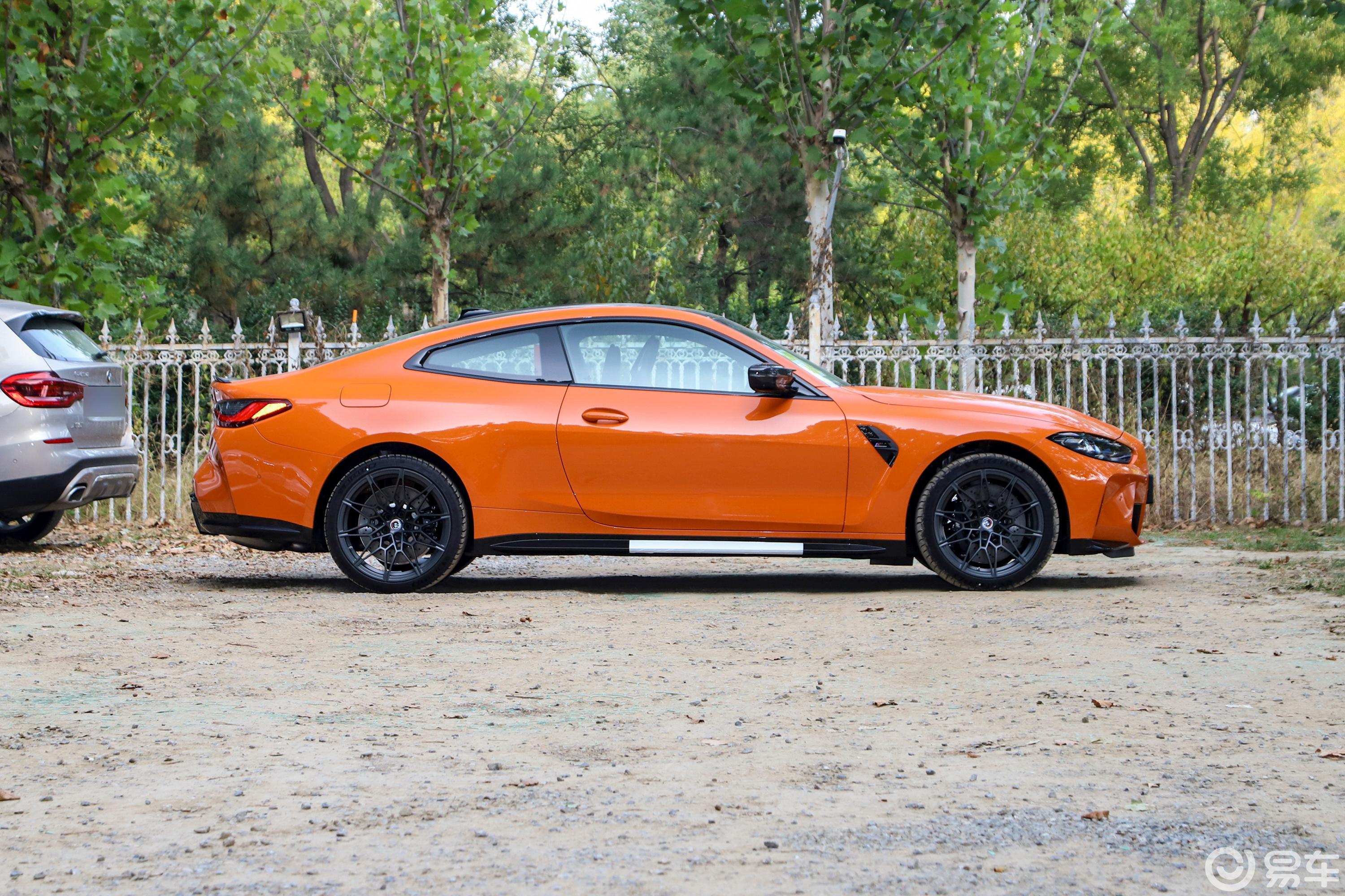 【宝马M450周年版 M4 双门轿跑车 M xDrive 限量版正侧车头向右水平图片-汽车图片大全】-易车