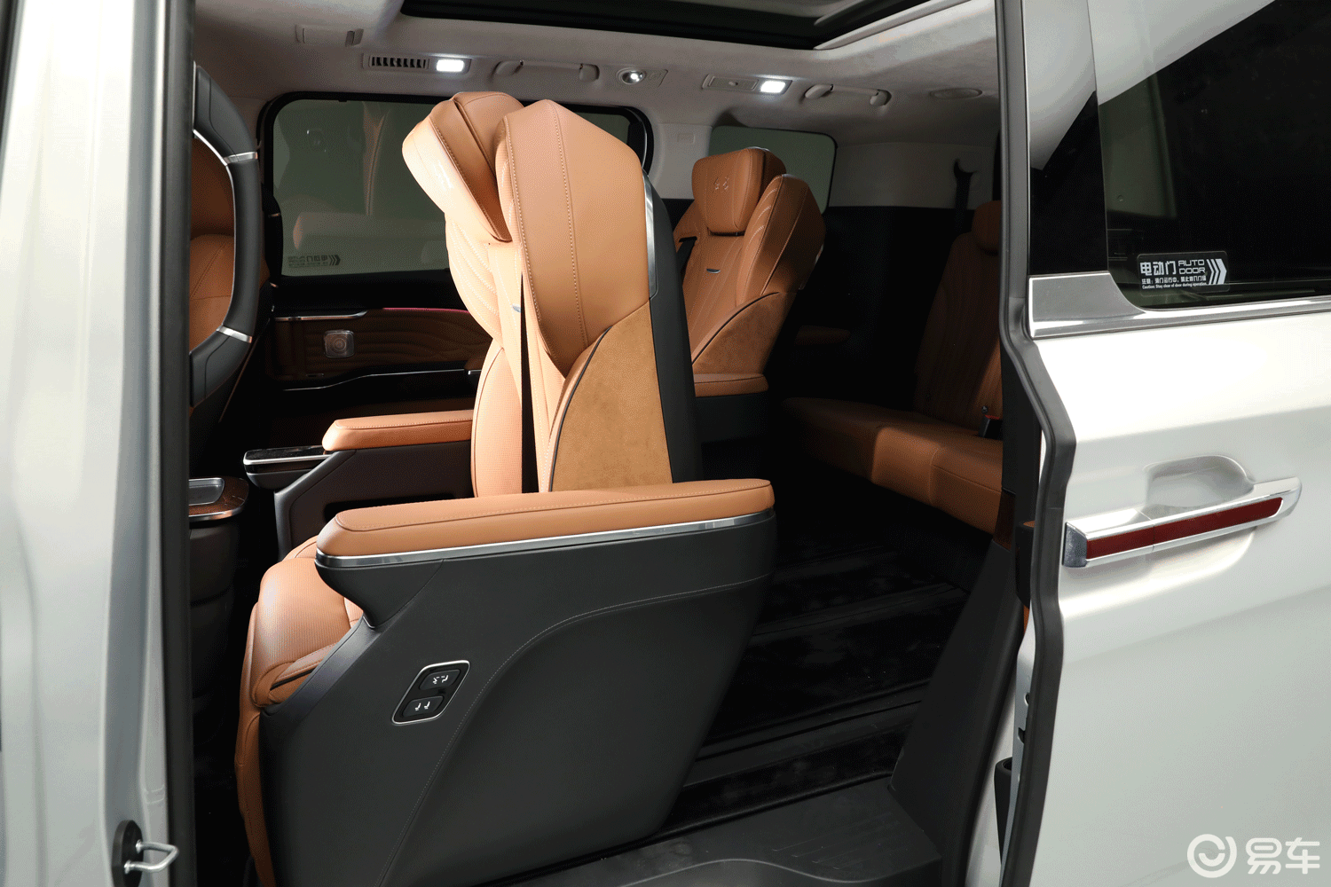【红旗HQ92.0T 智联旗领版后排空间图片-汽车图片大全】-易车