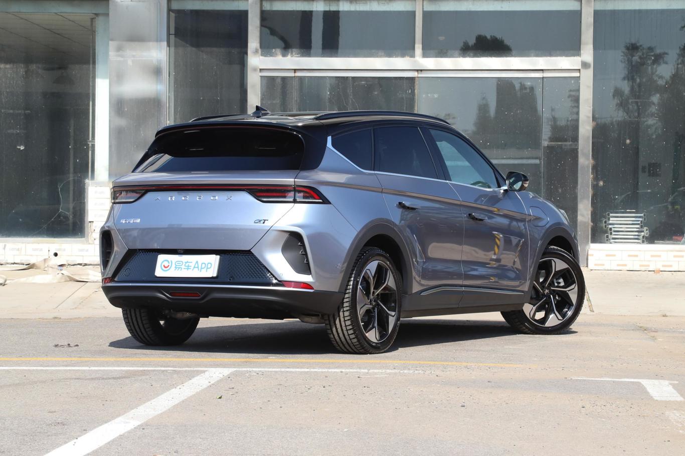 【极狐 阿尔法T653S+ 电机160kW侧后45度车头向右水平图片-汽车图片大全】-易车