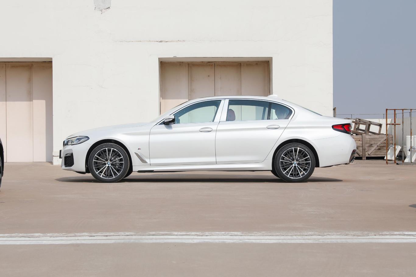 【宝马5系改款二 530Li xDrive M运动套装正侧车头向左水平图片-汽车图片大全】-易车