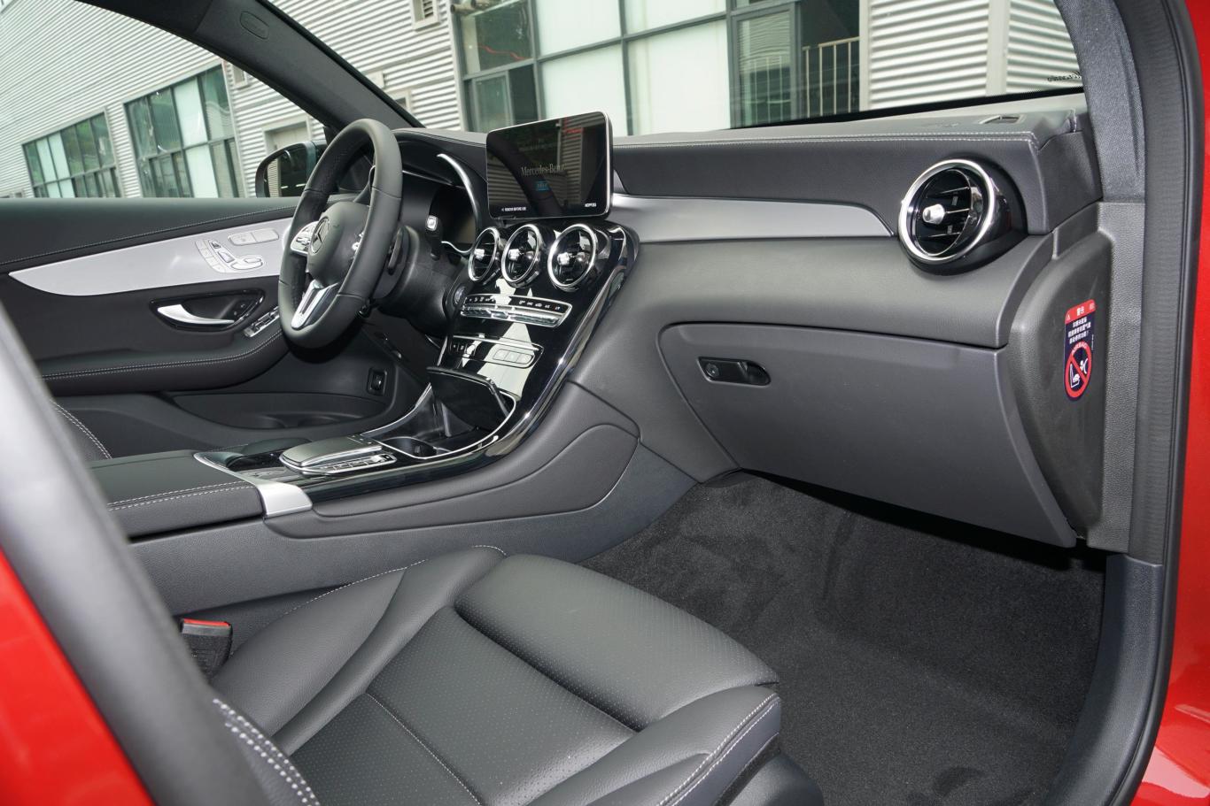 【奔驰GLC轿跑GLC 260 4MATIC 轿跑SUV内饰全景副驾驶员方向图片-汽车图片大全】-易车