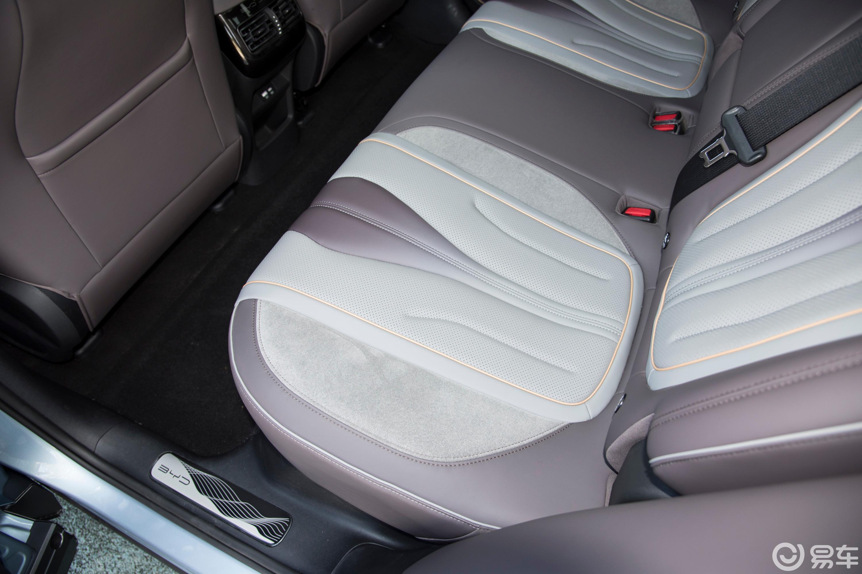 【护卫舰07DM-i 1.5T 100km 两驱旗舰型后排空间图片-汽车图片大全】-易车