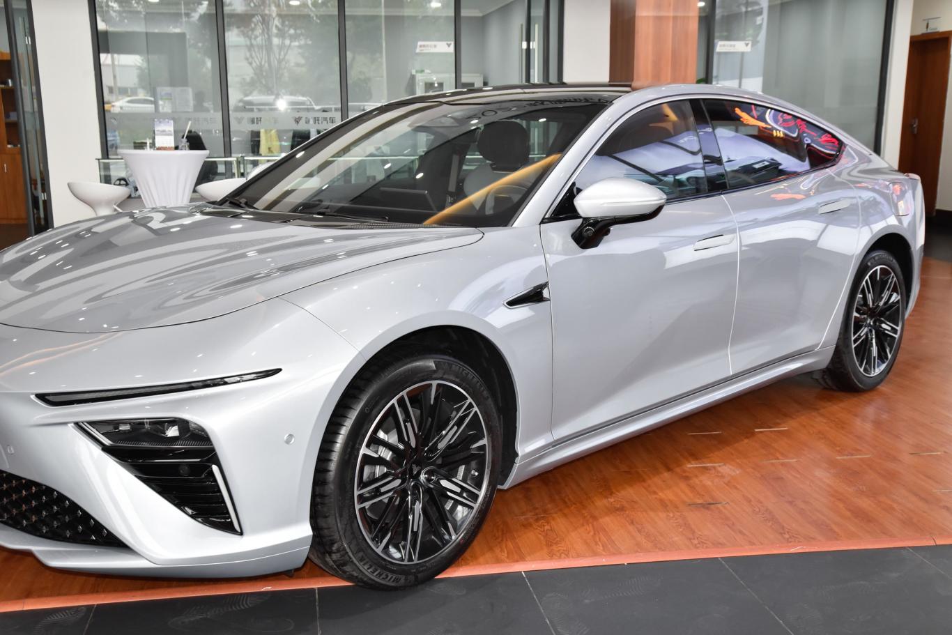 【哪吒S增程版 310km 1160后驱中版外观细节图片-汽车图片大全】-易车