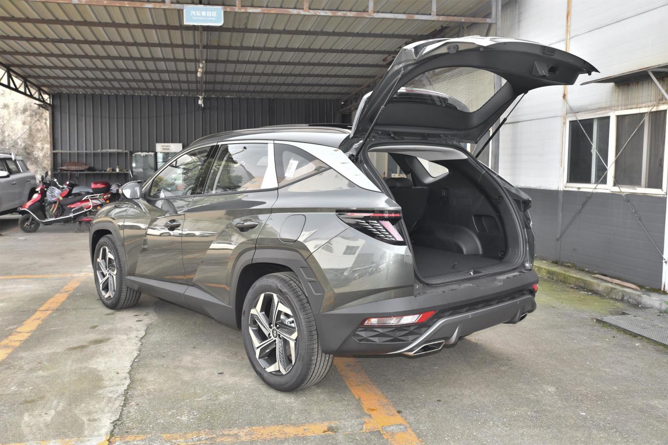 【途胜途胜L 1.5T 自动两驱尊贵版后备厢开启45度侧拍图片-汽车图片大全】-易车