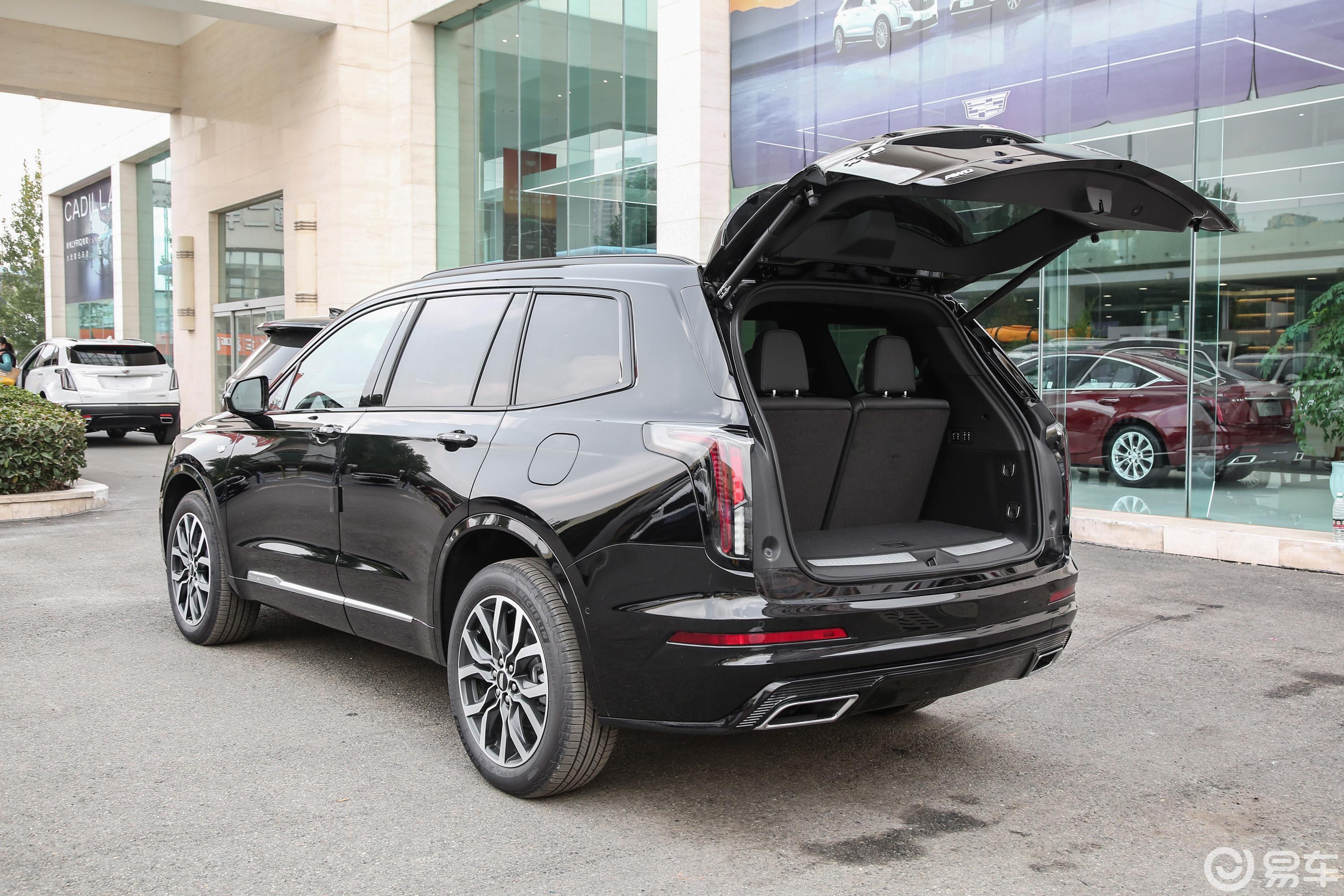 【凯迪拉克XT6轻混 120周年纪念版 2.0T 四驱铂金型 6座后备厢开启45度侧拍图片-汽车图片大全】-易车