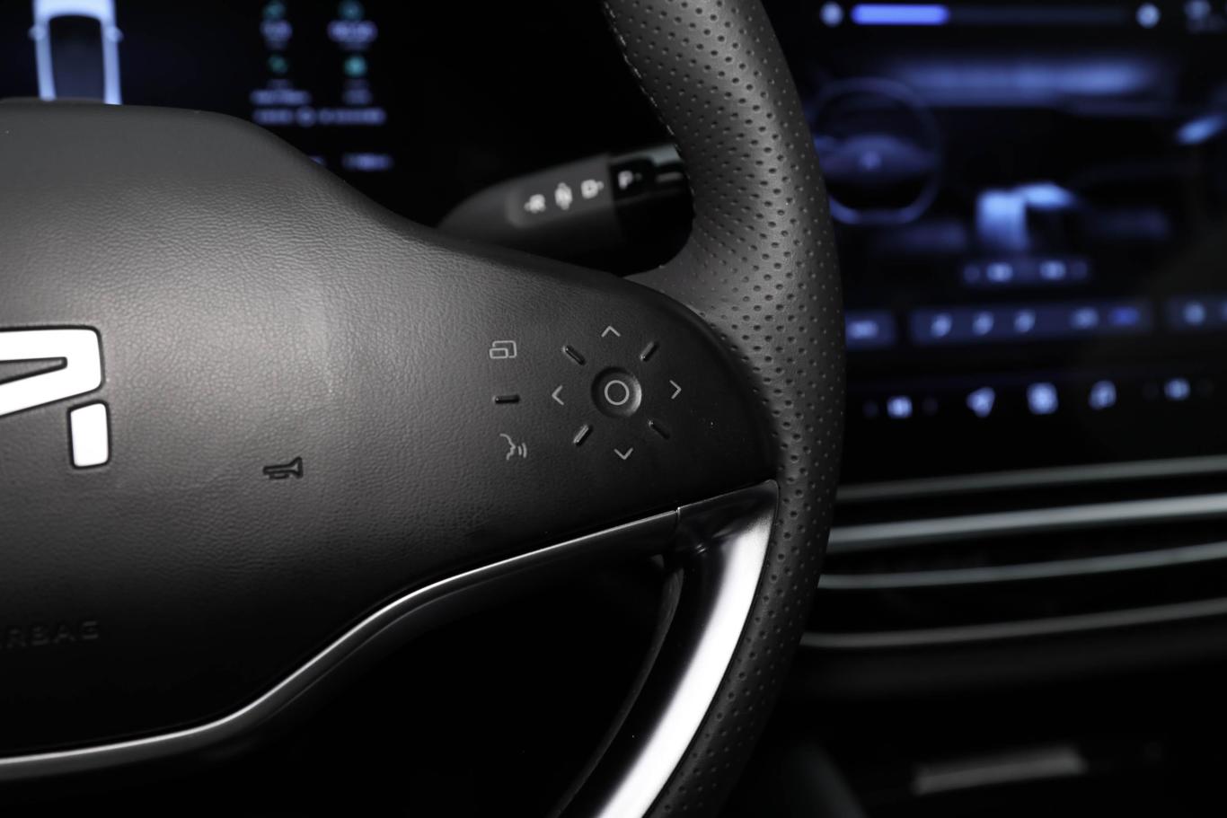 【飞凡R7606km 四驱性能屏霸Pro版右侧方向盘功能按键图片-汽车图片大全】-易车