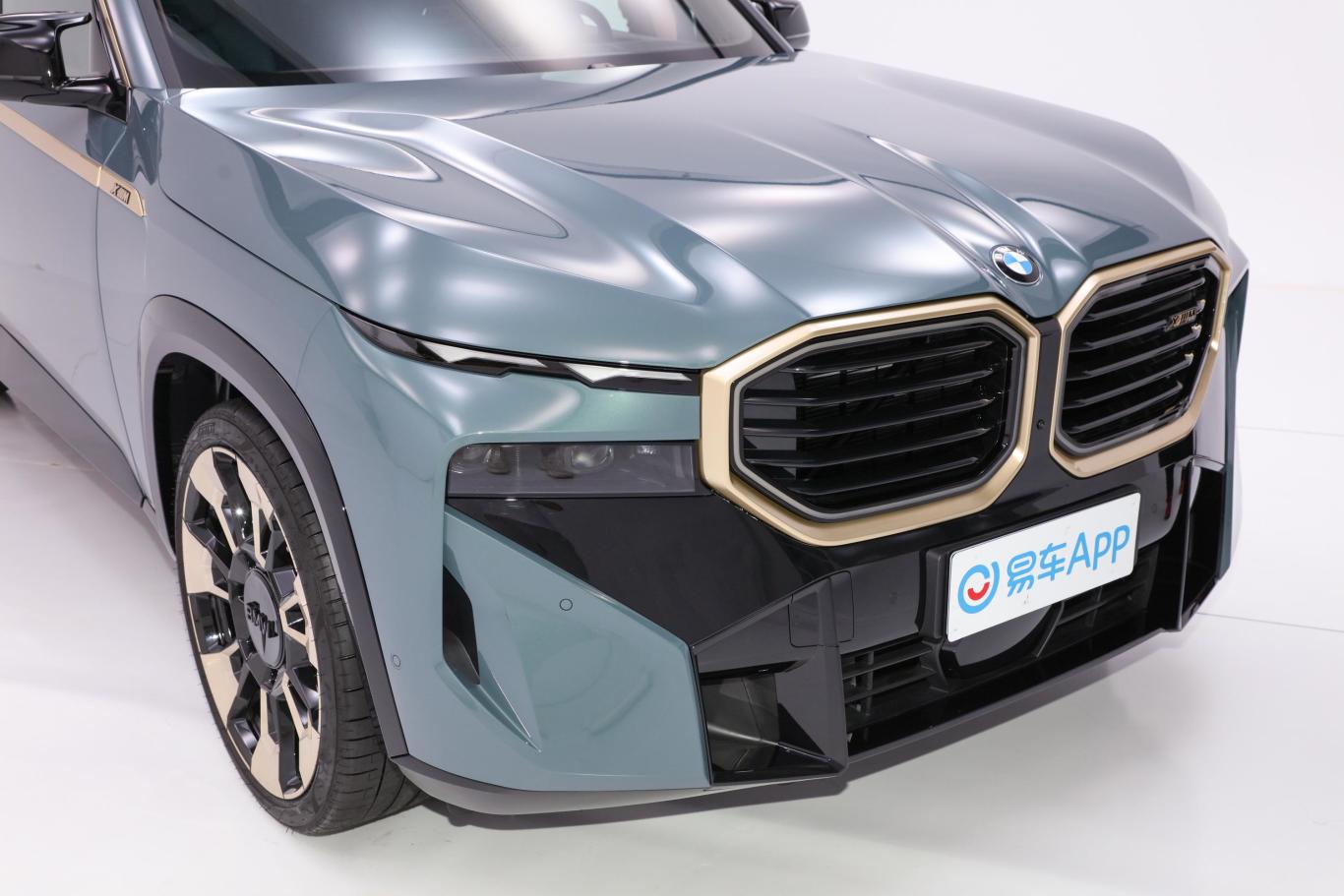 【宝马XM4.4T 78km 标准版前格栅侧俯拍图片-汽车图片大全】-易车