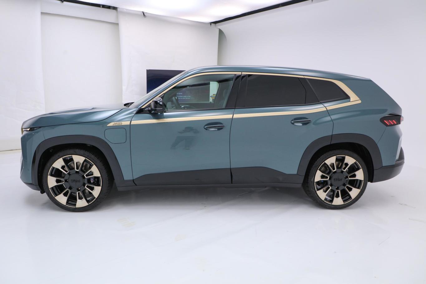 【宝马XM4.4T 78km 标准版正侧车头向左水平图片-汽车图片大全】-易车