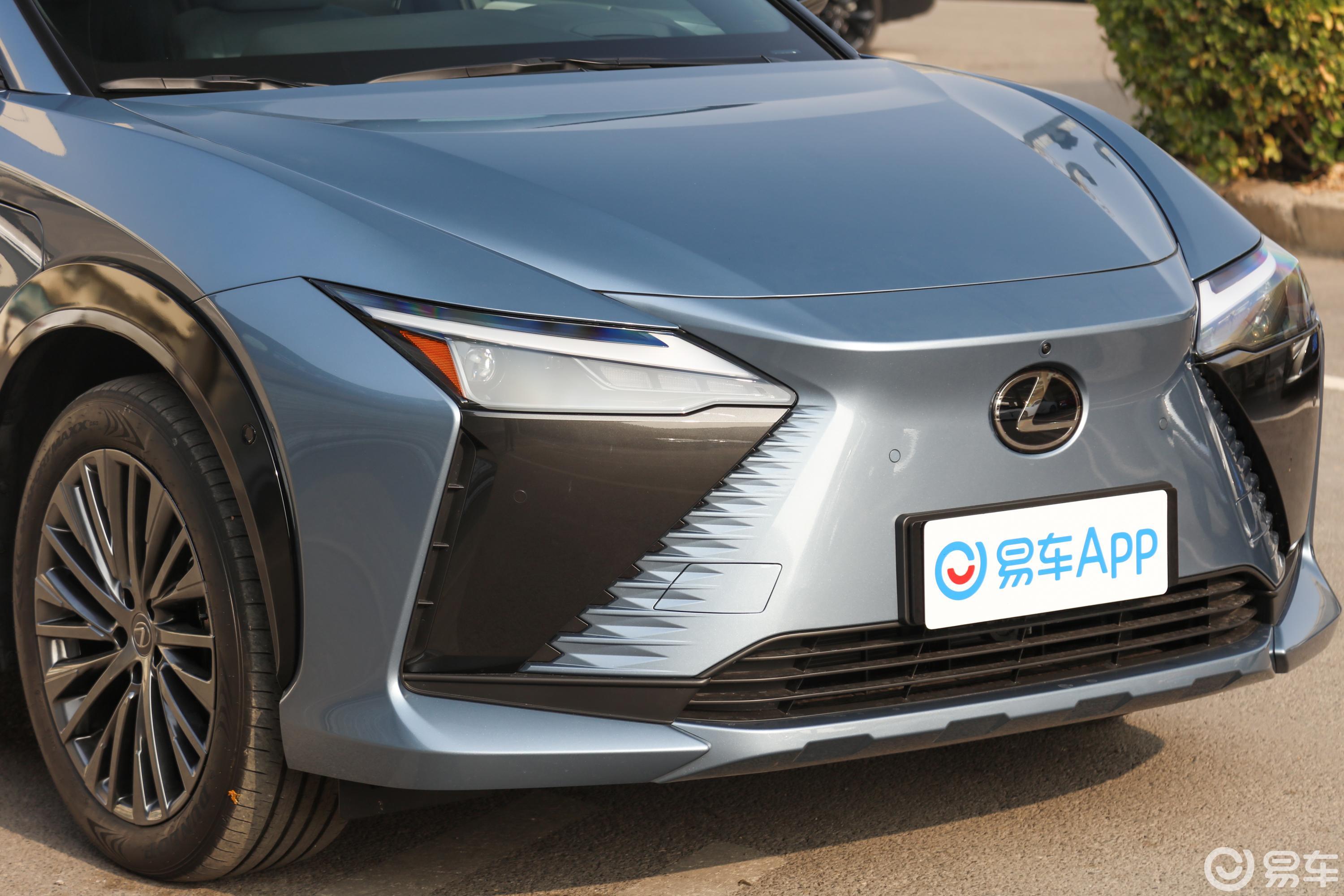 【雷克萨斯RZ450e 纵领版前格栅侧俯拍图片-汽车图片大全】-易车