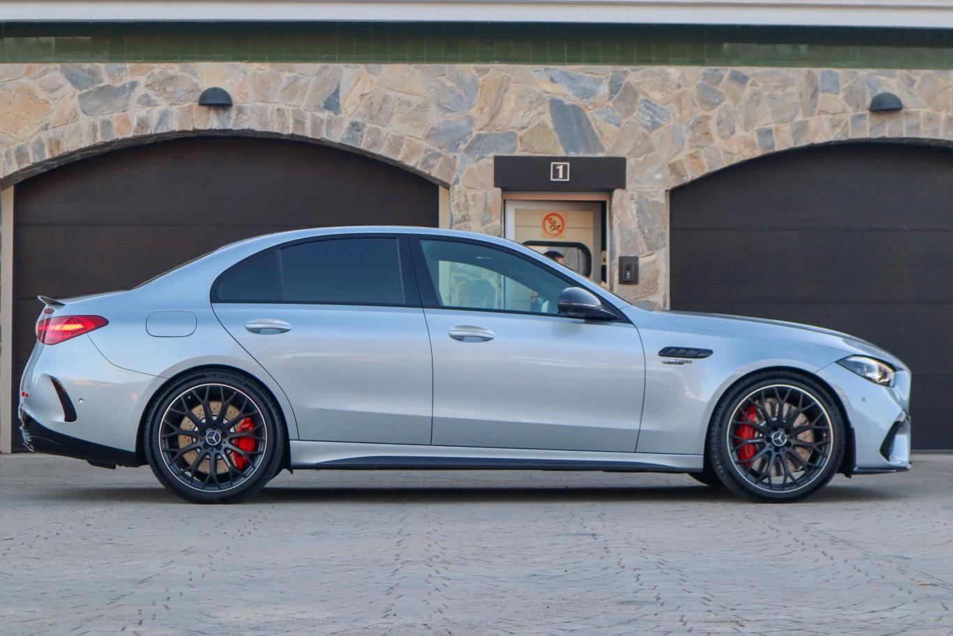 【奔驰C级 AMG 新能源AMG C 63 S E Performance正侧车头向右水平图片-汽车图片大全】-易车