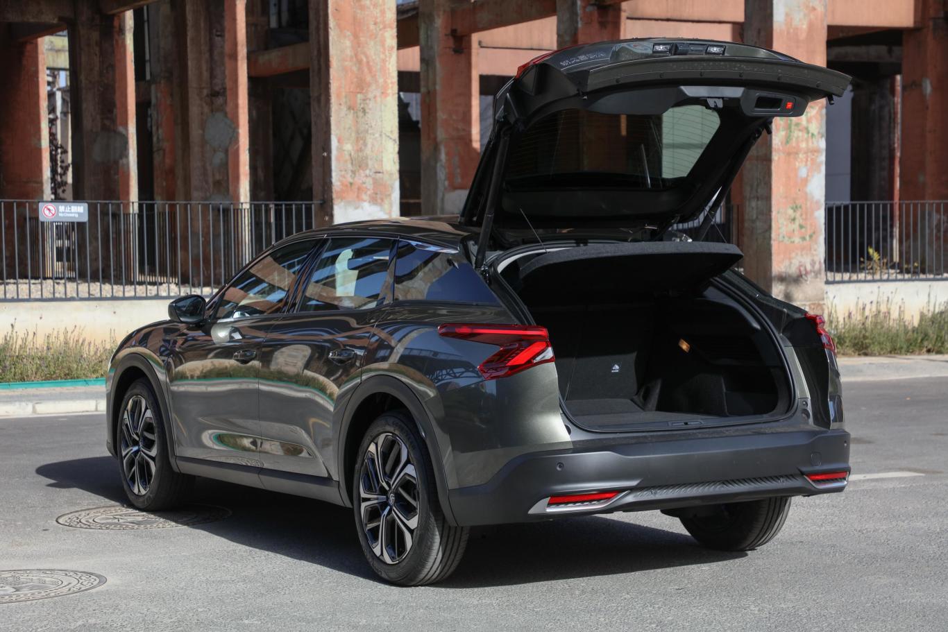 【凡尔赛C5 X1.6T 领不凡后备厢开启45度侧拍图片-汽车图片大全】-易车