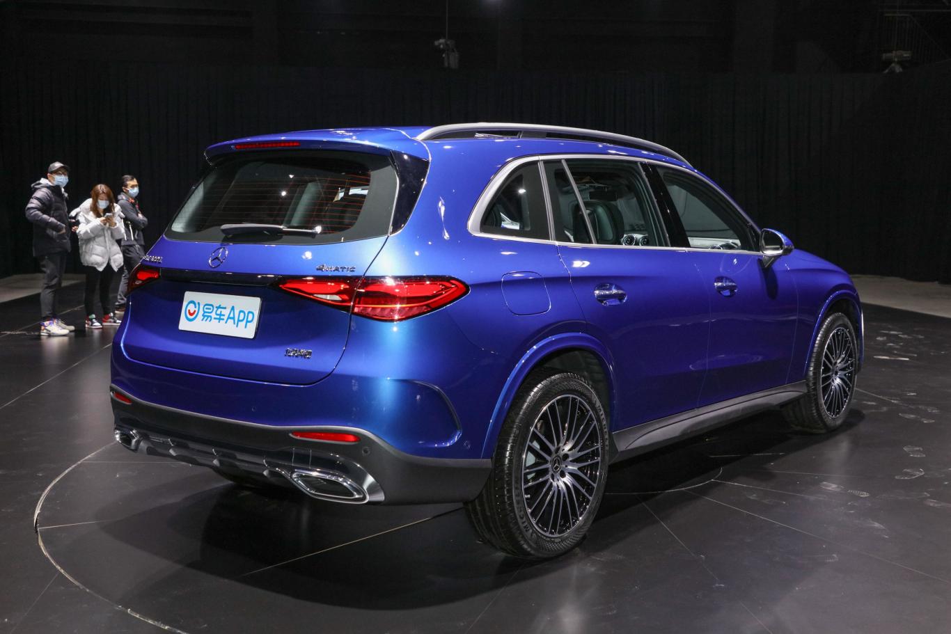 【奔驰GLCGLC 300 L 4MATIC 豪华型 5座侧后45度车头向右水平图片-汽车图片大全】-易车