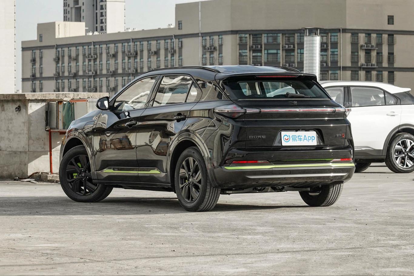 【哪吒U哪吒U-Ⅱ 501km 磷酸铁锂侧后45度车头向左水平图片-汽车图片大全】-易车