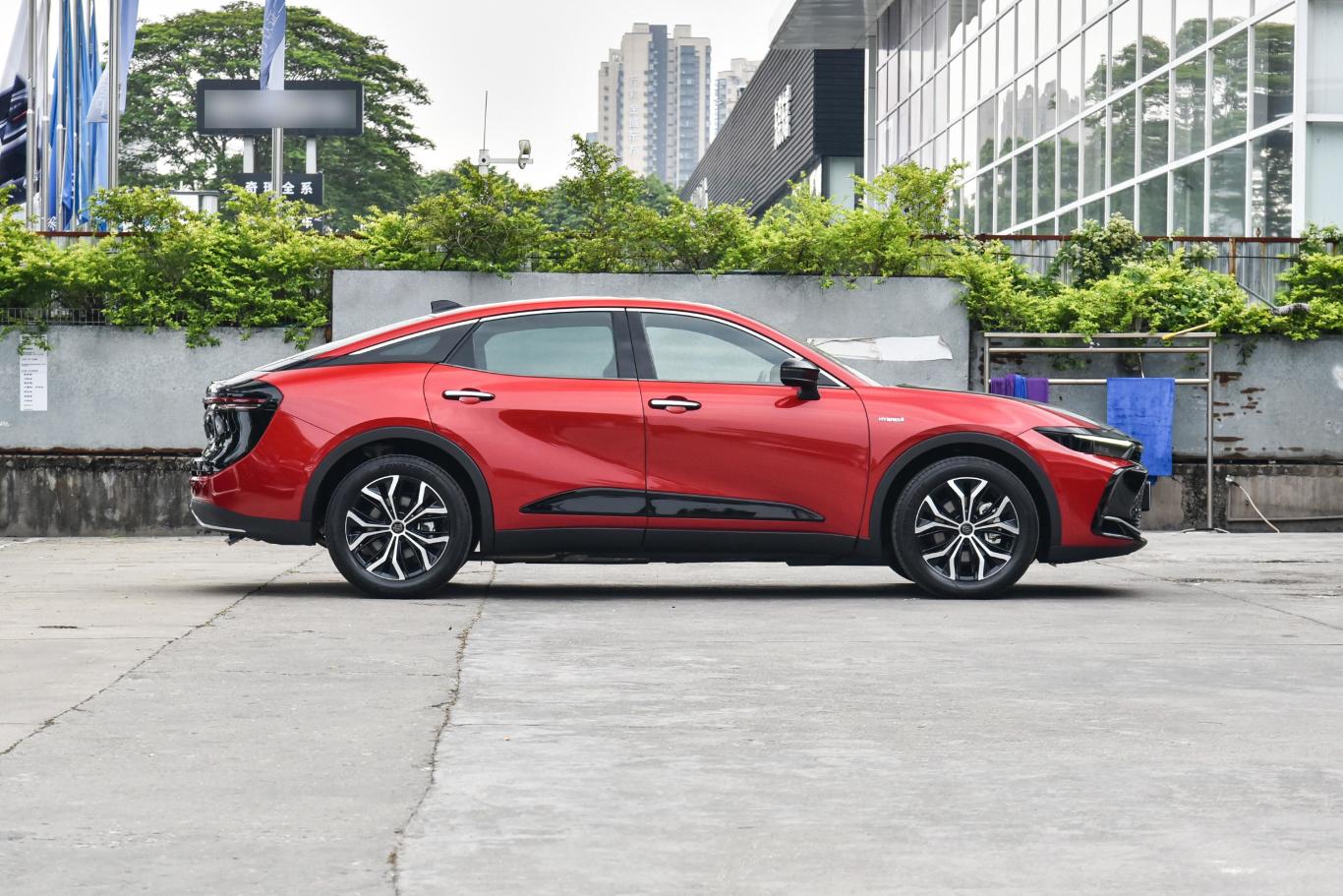 【皇冠SportCross双擎 2.4T 四驱至尊版正侧车头向右水平图片-汽车图片大全】-易车