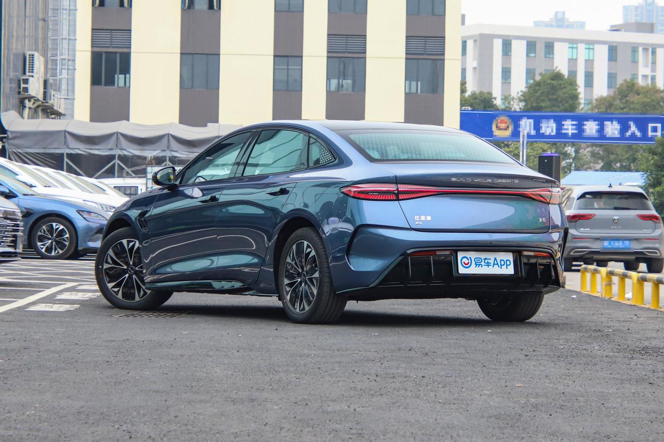 【海豹EV 550km 后驱标准续航精英型侧后45度车头向左水平图片-汽车图片大全】-易车