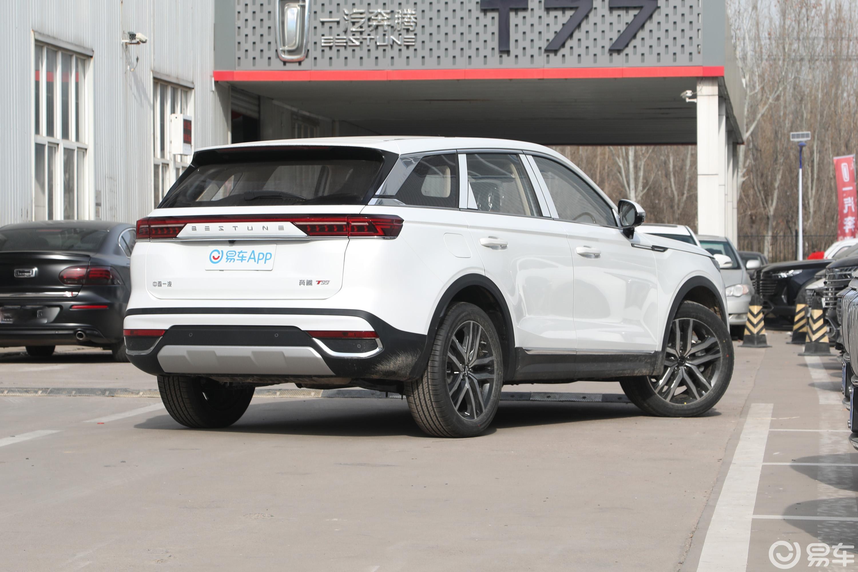 【奔腾T992.0T 尊享型(6AT)侧后45度车头向右水平图片-汽车图片大全】-易车