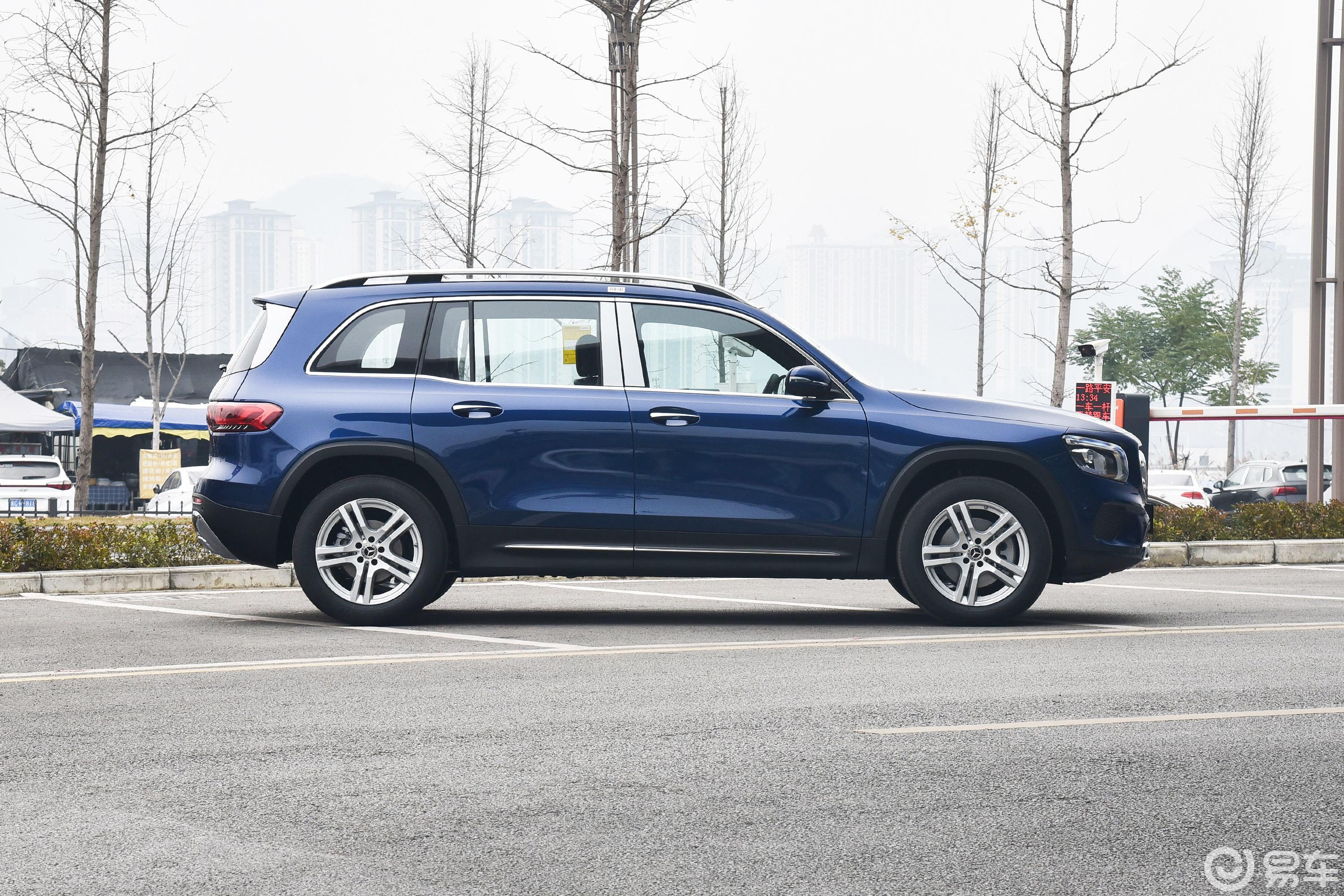 【2023款 GLB 220 动感型汽车图片-汽车图片大全】-易车