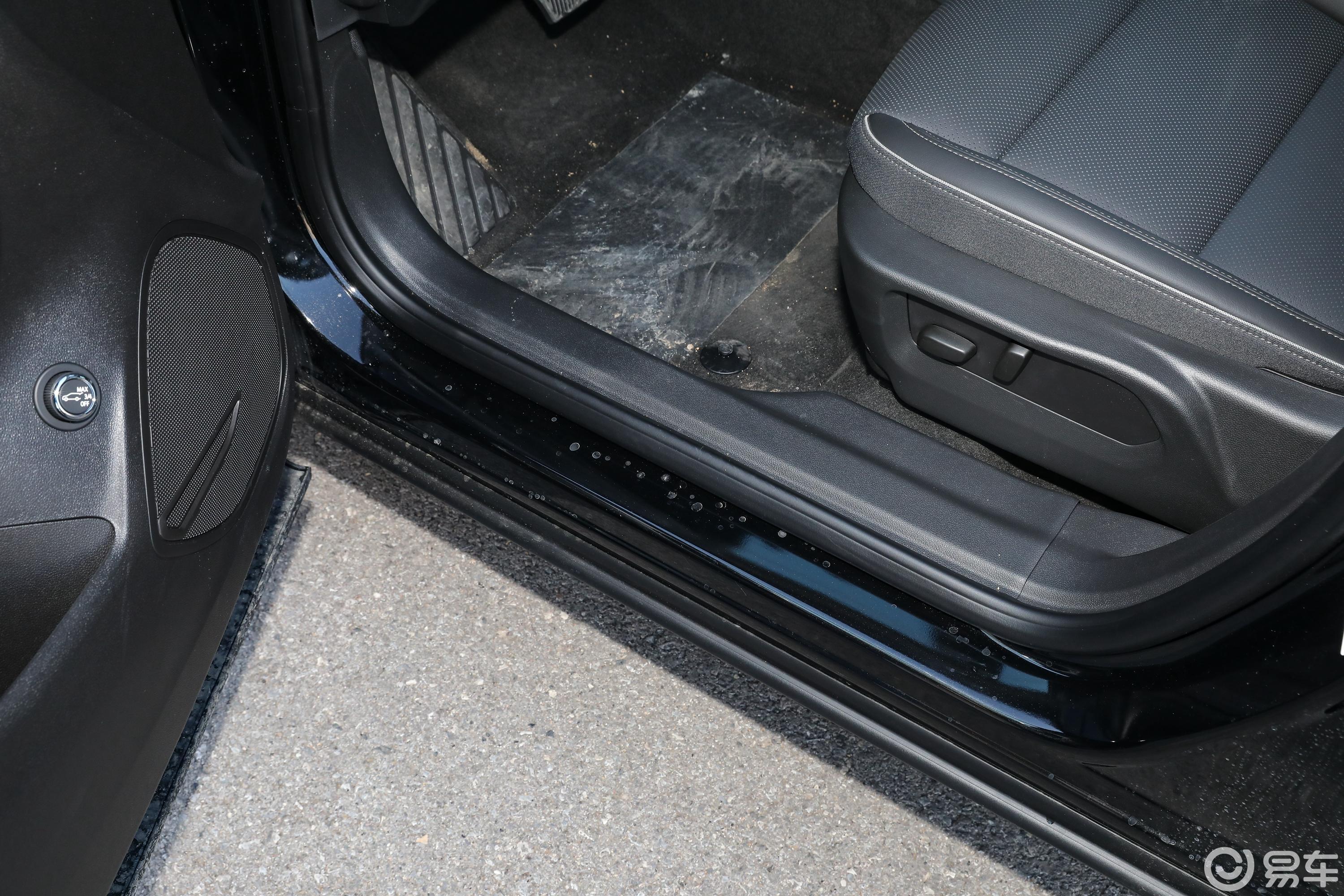 【昂科威昂科威Plus 652T 四驱豪华型前排迎宾踏板图片-汽车图片大全】-易车